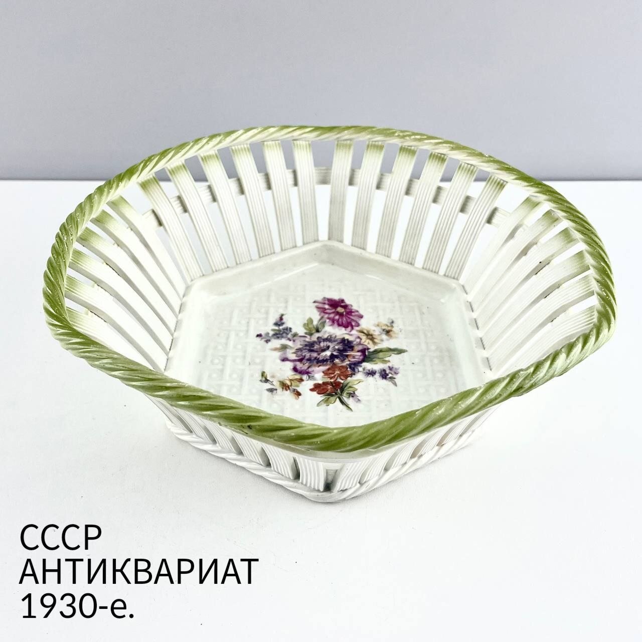 Старинная сухарница "Летний сад". Фаянс Песочня (Кировский ФЗ). СССР, 1930-е.