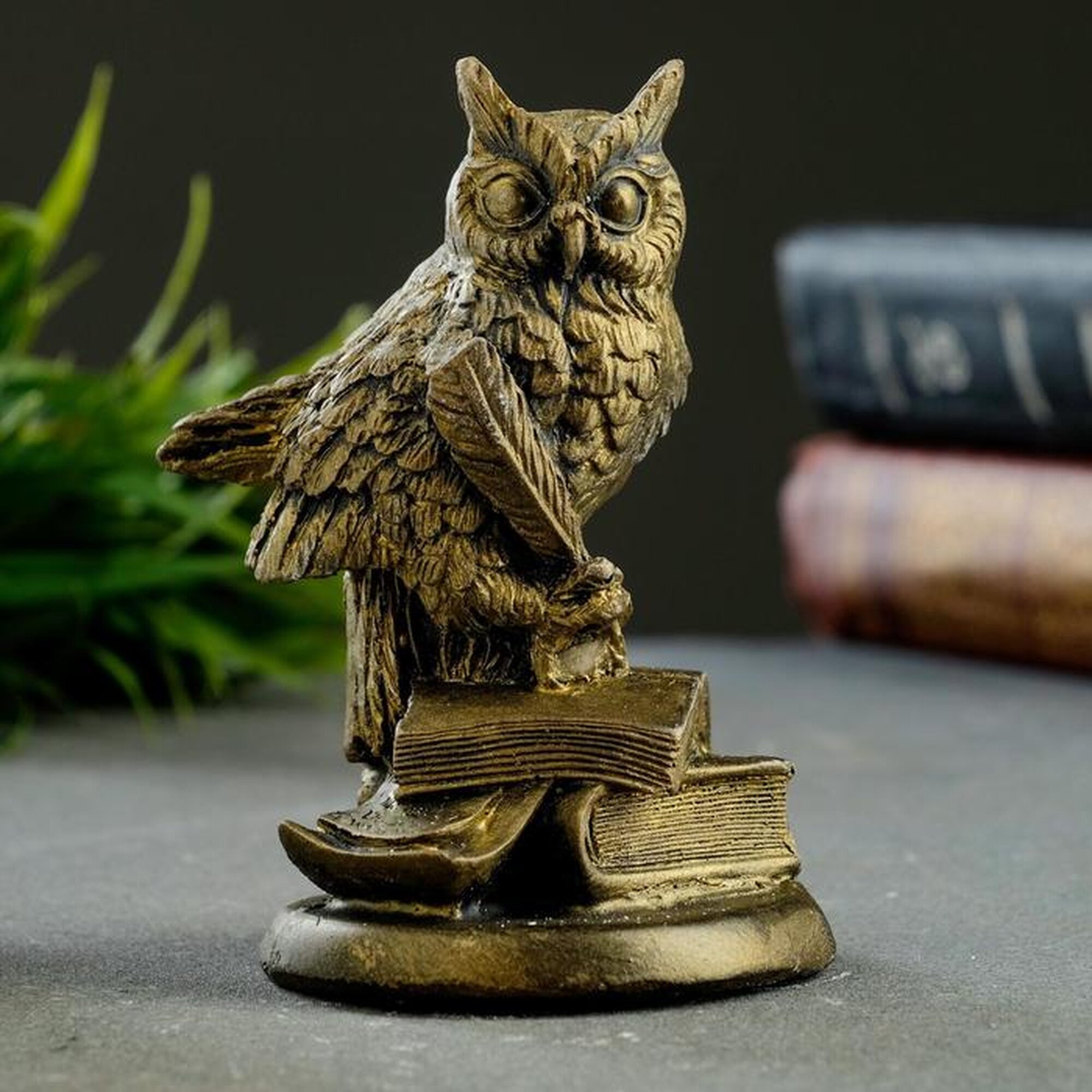 Статуэтка Sima "Филин на книгах", гипс, состаренное золото, 11x7x7 см