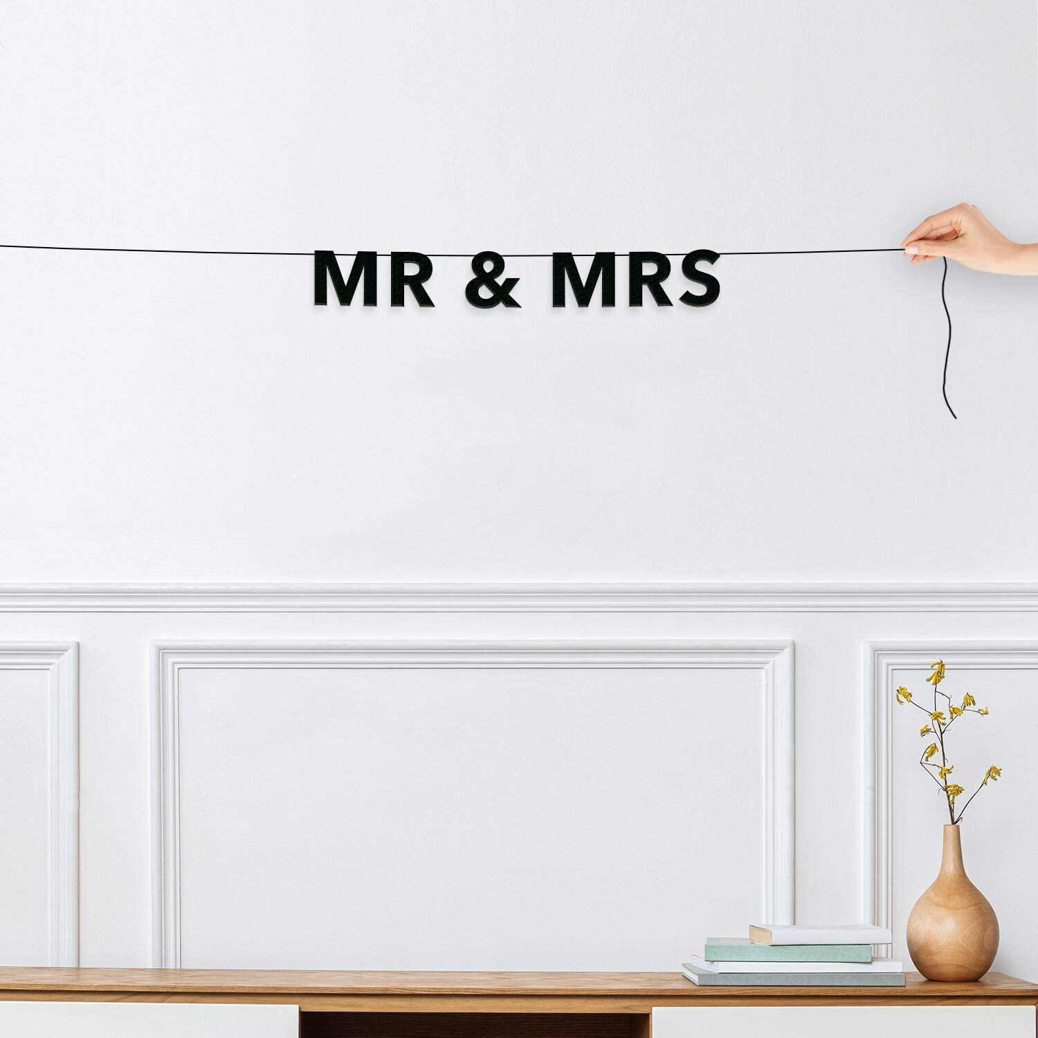 Гирлянда из букв черная, интерьерная - “MR & MRS“, гирлянда черные буквы.