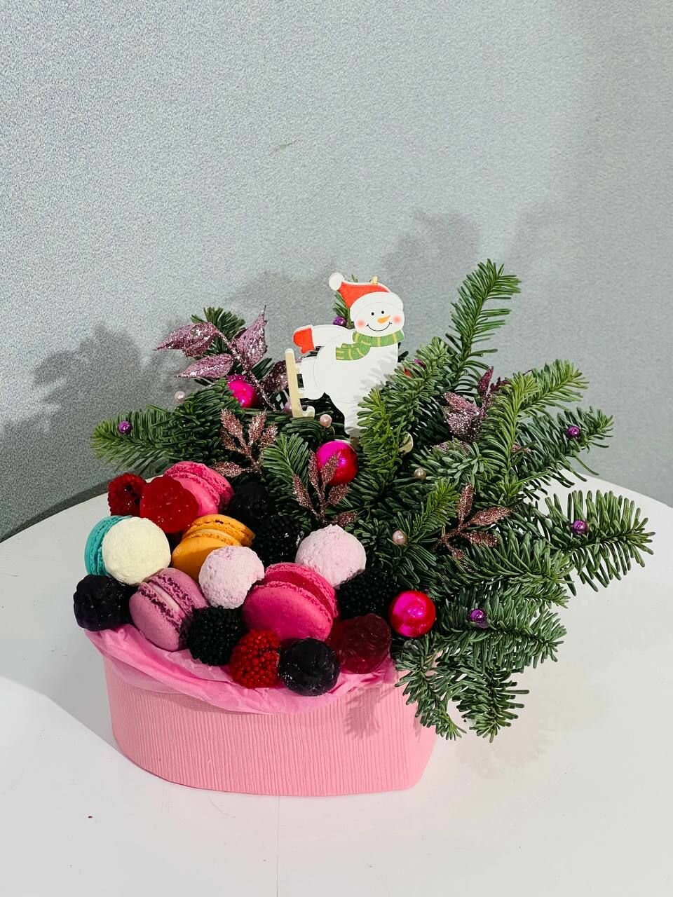 Новогодний букет со сладостями в коробке, букет из нобилиса с пирожными макаронс