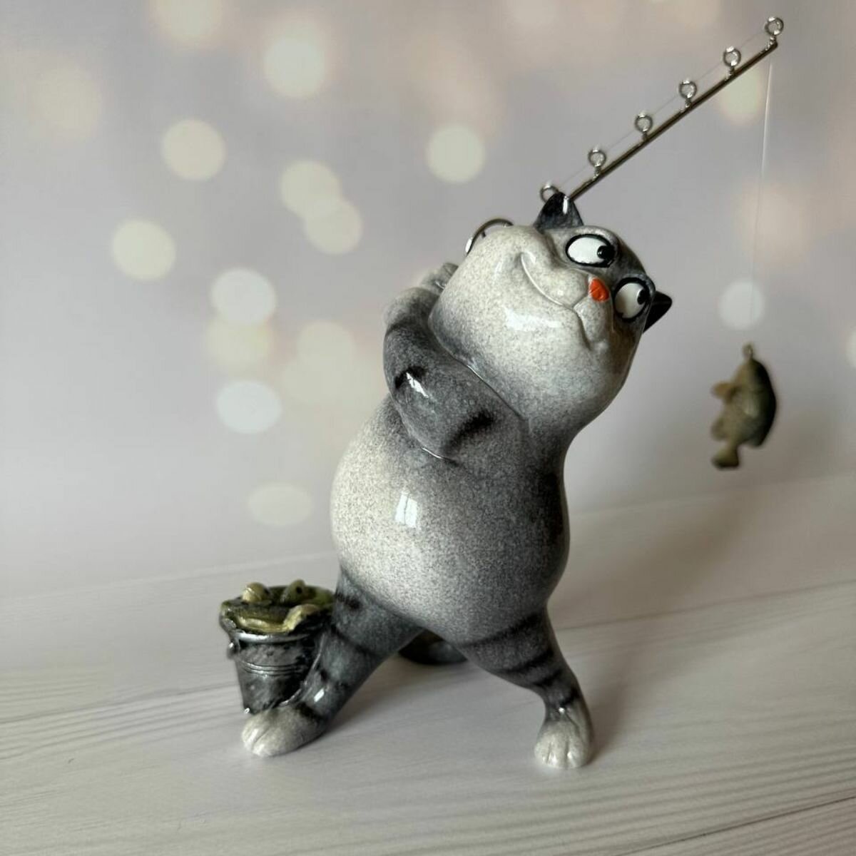 Статуэтка Серый кот на рыбалке 19*8*18 см / Декоративная фигурка Толстый Котик с удочкой / Интерьерная фигура Кота с рыбкой, полистоун