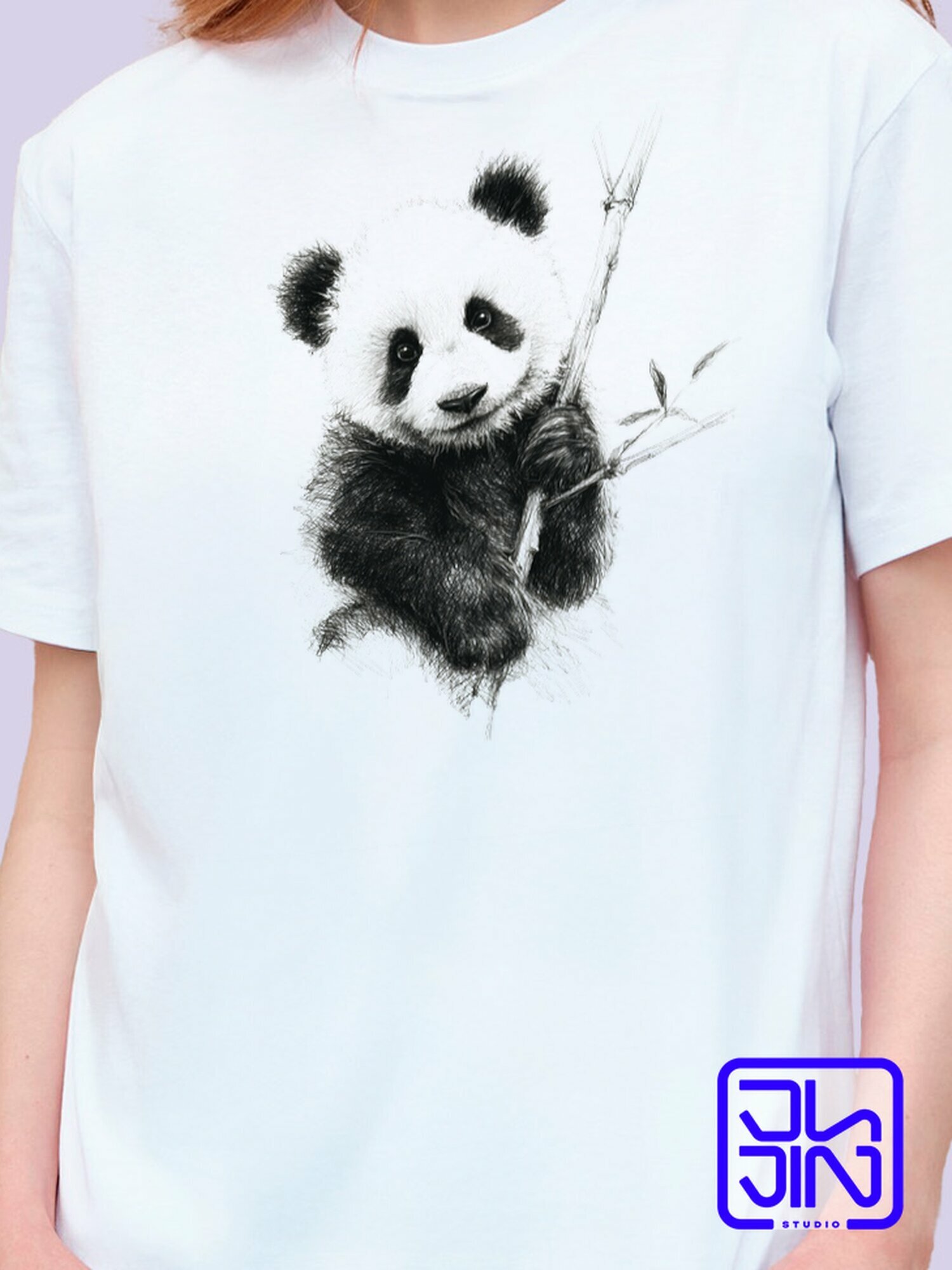 Футболка классическая женская с авторским принтом Минималистичная черно-белая панда с бамбуком, универсальная белая природа, белый хлопковый трикотаж с прикольным рисунком на груди