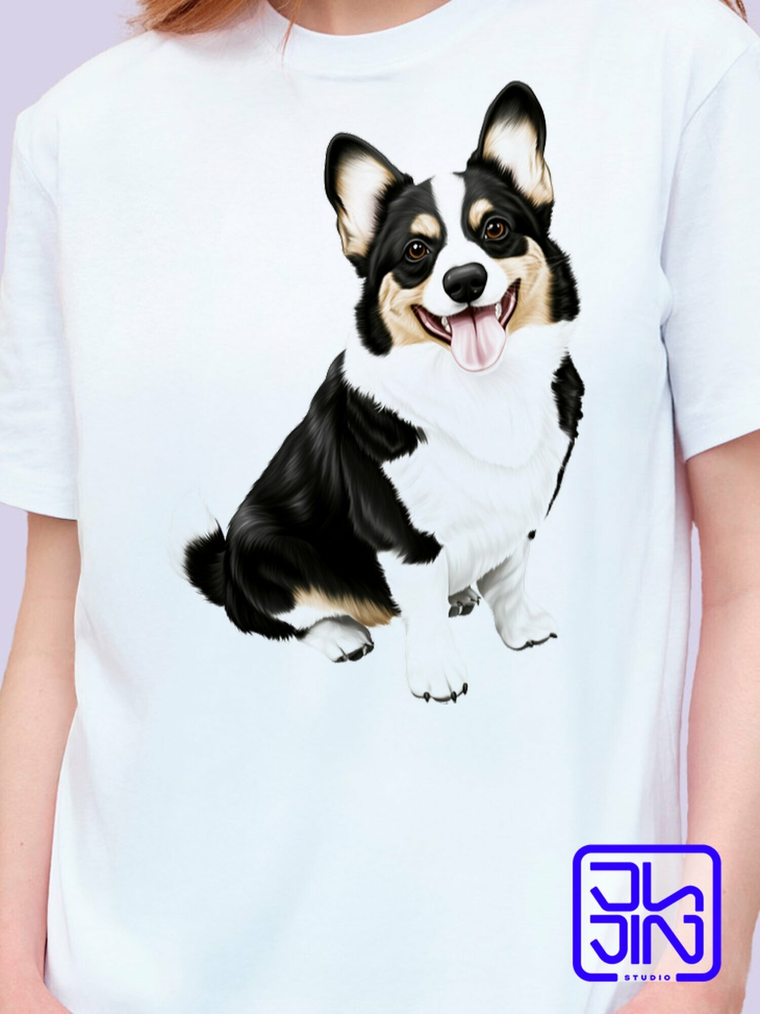 Футболка классическая женская с авторским принтом Смешной черно-белый принт с веселой собакой корги в черных, белых тонах, белый хлопковый трикотаж с прикольным рисунком на груди