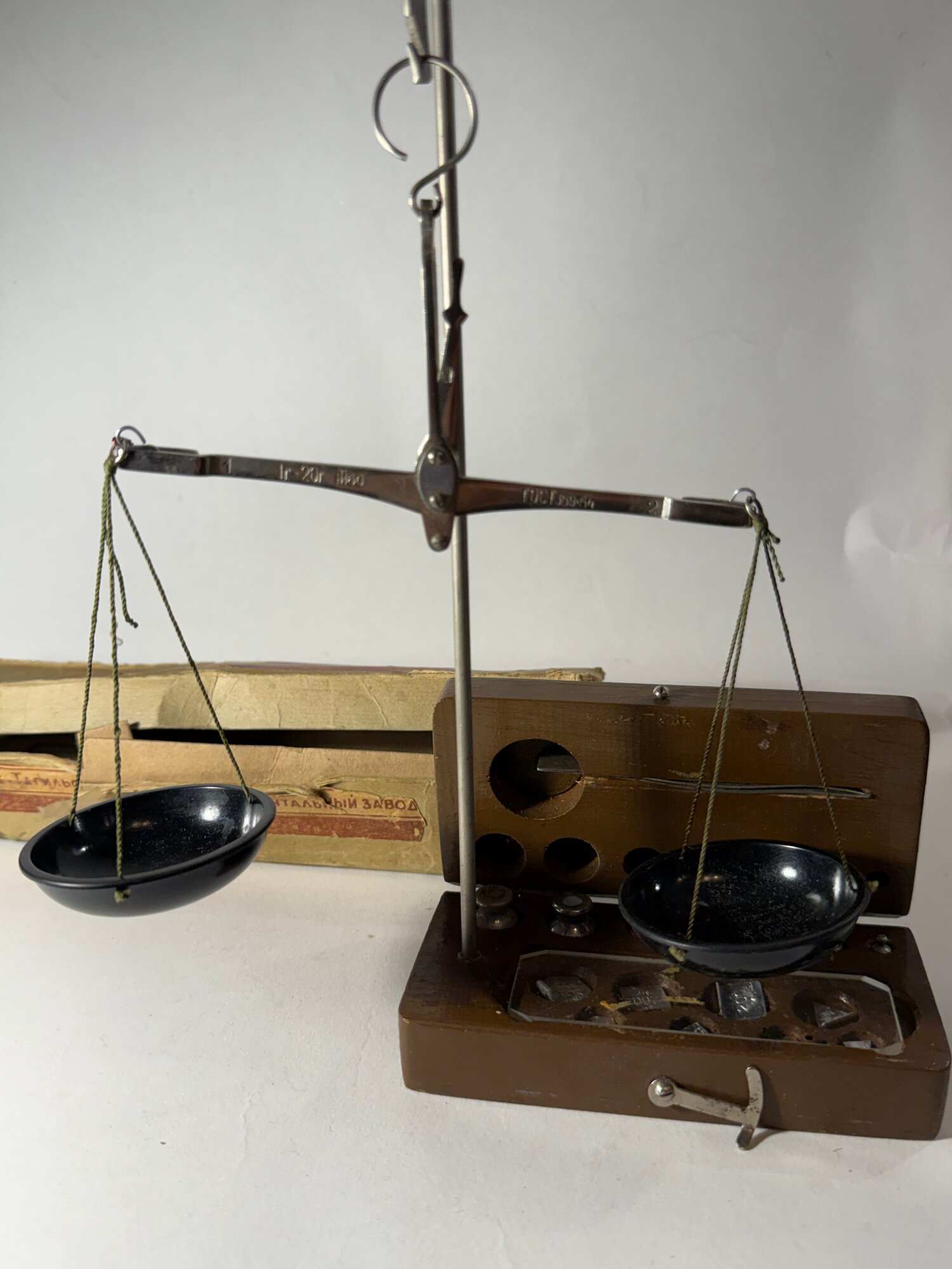 Весы с комплектом разновесов, 1960 г. Полный комплект. СССР, Нижний Тагил.