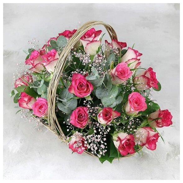 Букет из розовых роз и гипсофилы, эвкалипта в корзине, розовые, корзина