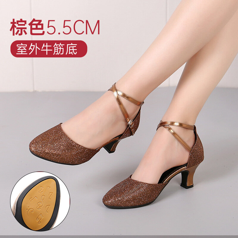 Спортивные туфли