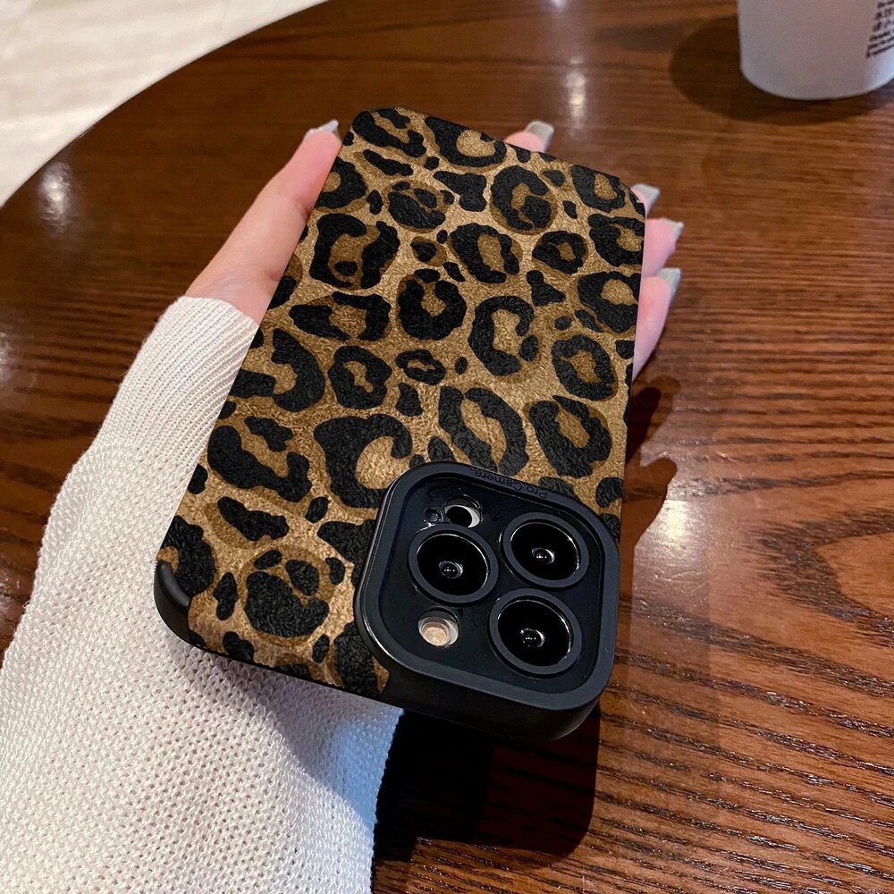 Чехол для iPhone 16 Pro Max с принтом леопард — фото 1