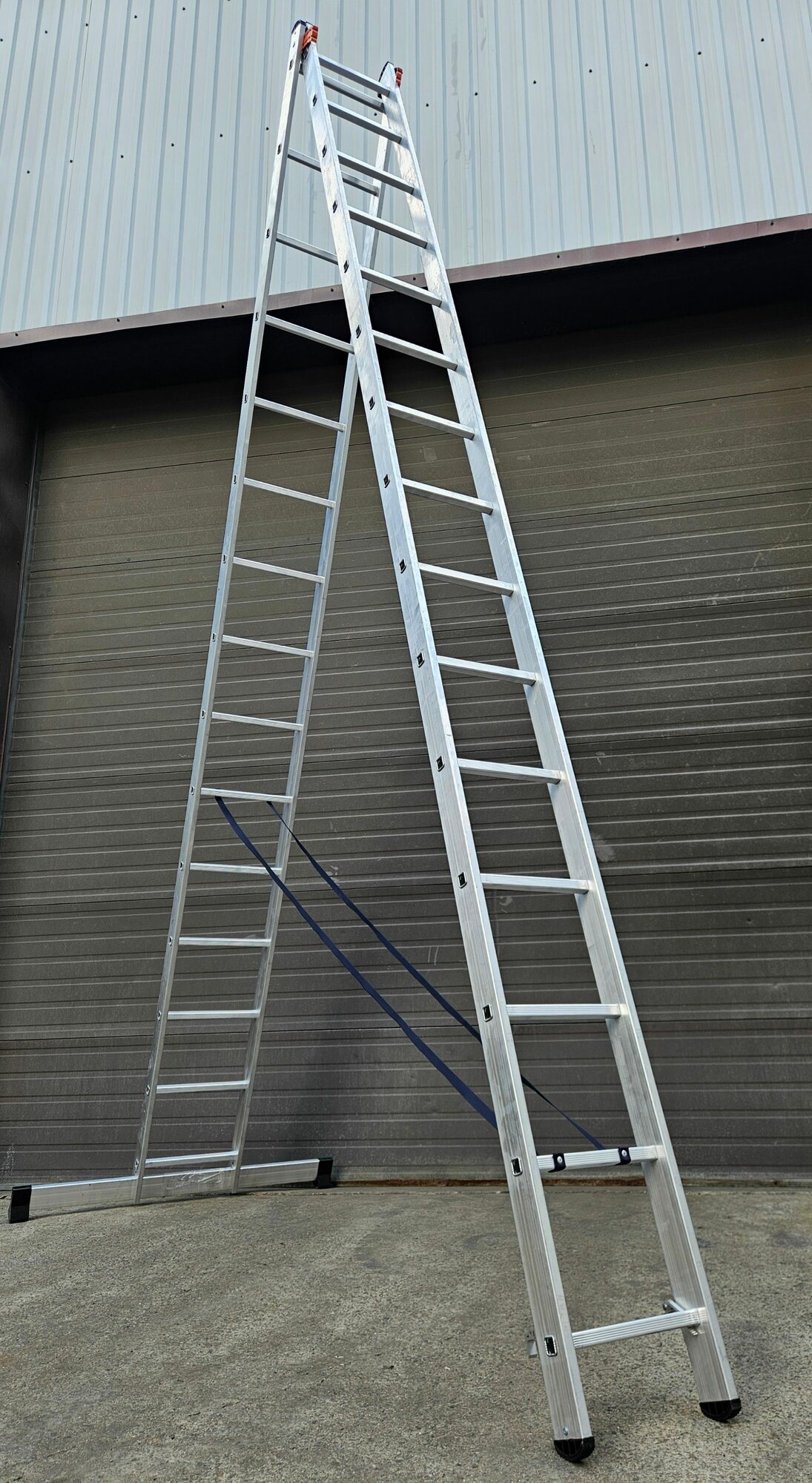 Лестница стремянка двухсекционная алюминиевая NORD 2х15, высота в разложенном виде 7,56м