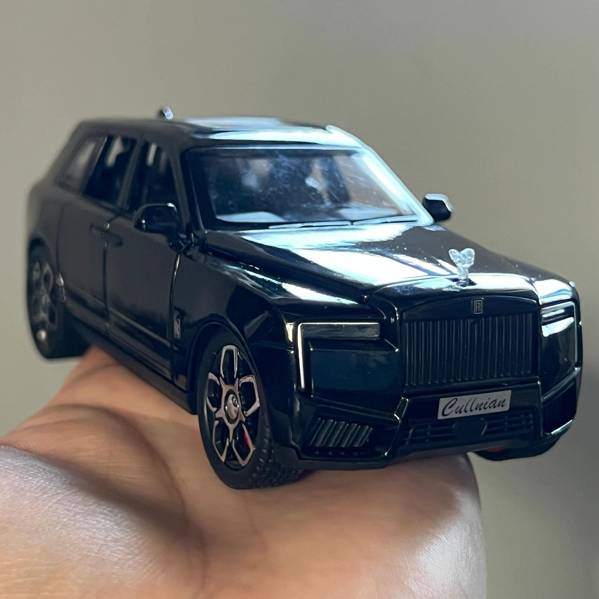 Модель микроавтомобиля 1:32 Rolls Royce Cullinan роскошный салон, Модель из сплава, Коллекционирование автомобилей, Звук и освещение