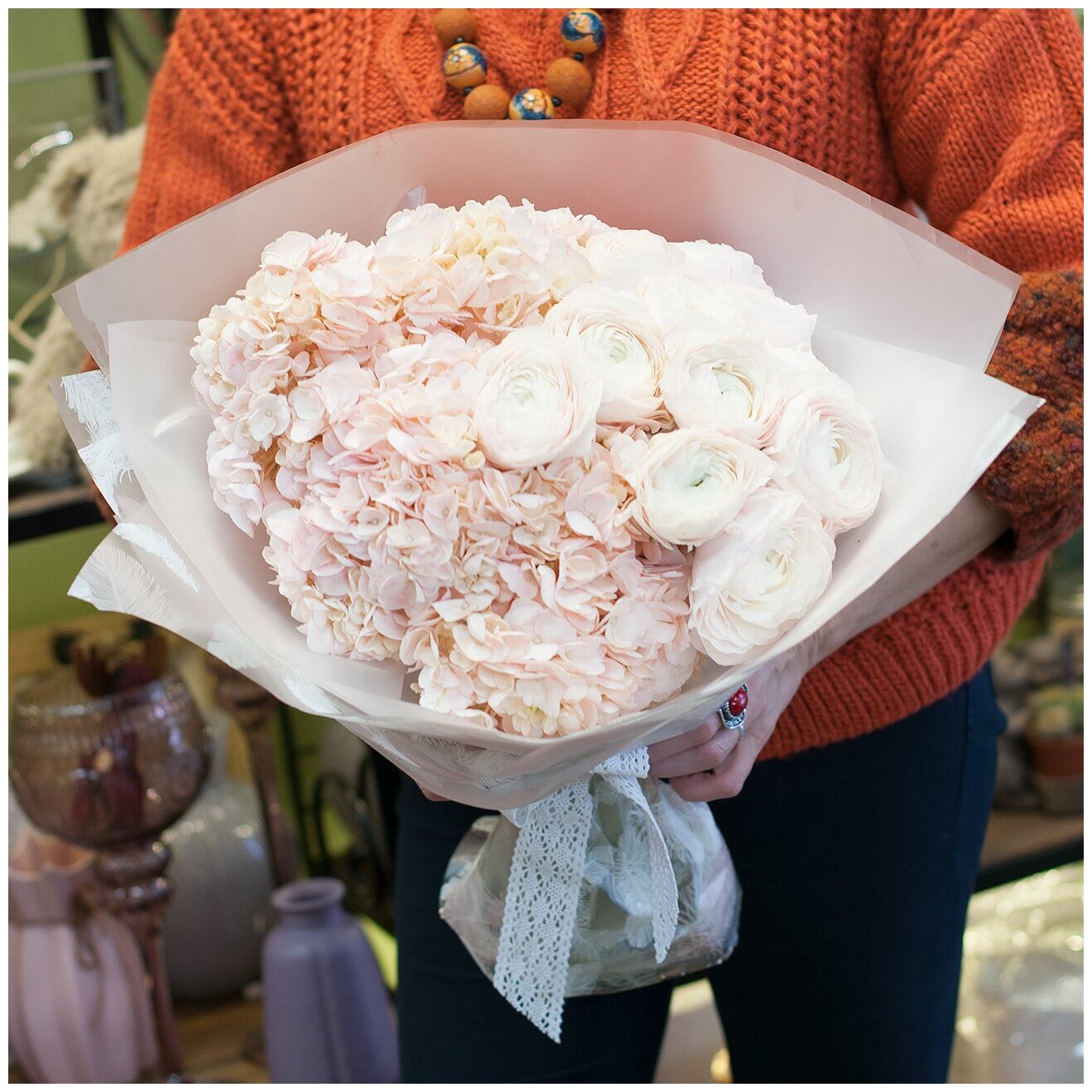 Букет цветов "Сама нежность", гортензия, лютик, 25 цветов, высота 30 см