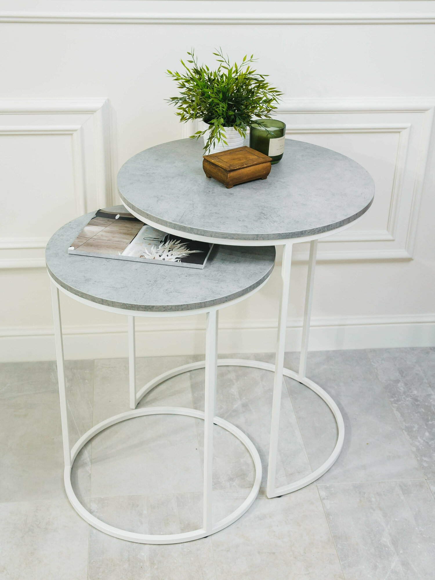 Стильный чайный столик круглый для гостиной, в офис, прихожую, спальню, в гостиницу, серый с белой железной ножкой