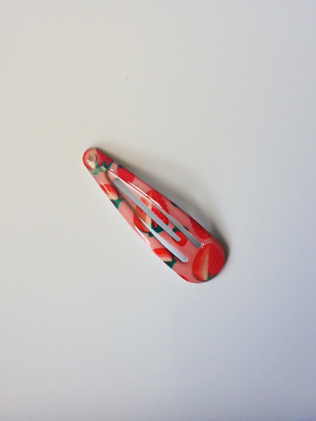 Заколка клик-клак многоцветная аксессуар для укладки волос ягоды на розовом