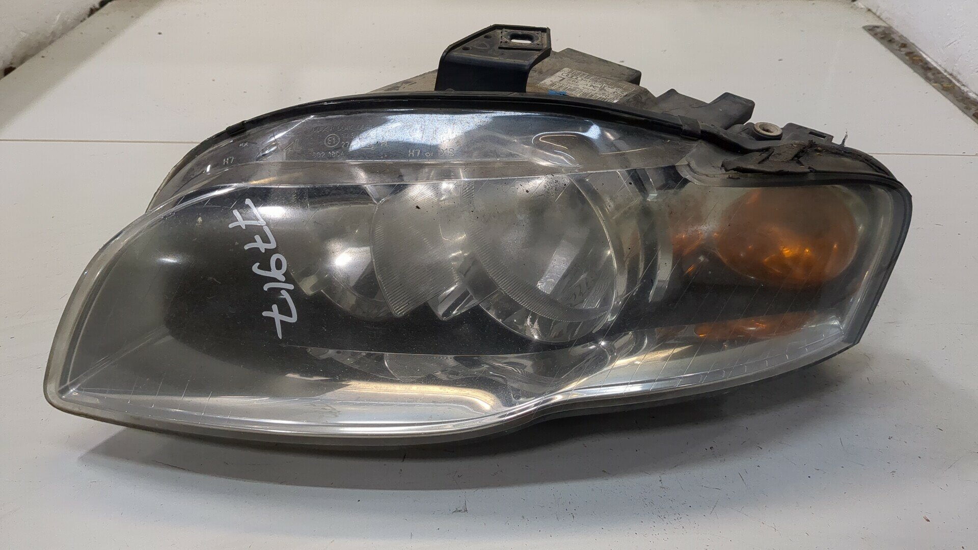Фара (передняя) левая Audi A4 (B7) Б/У