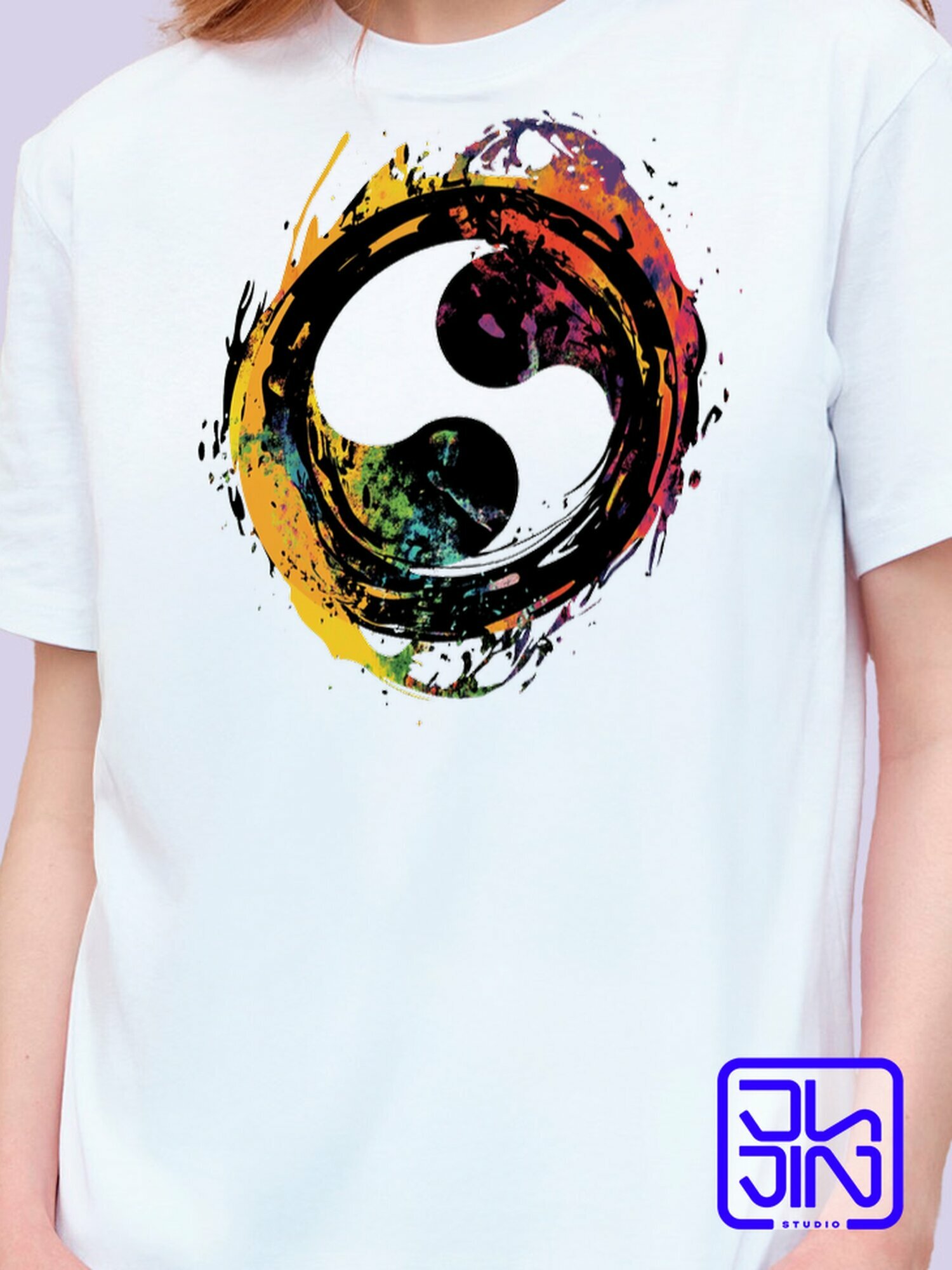 Футболка классическая женская с авторским принтом Инь янь абстрактный черно белый граффити круг с пестрой, геометрической формой, белый хлопковый трикотаж с прикольным рисунком на груди