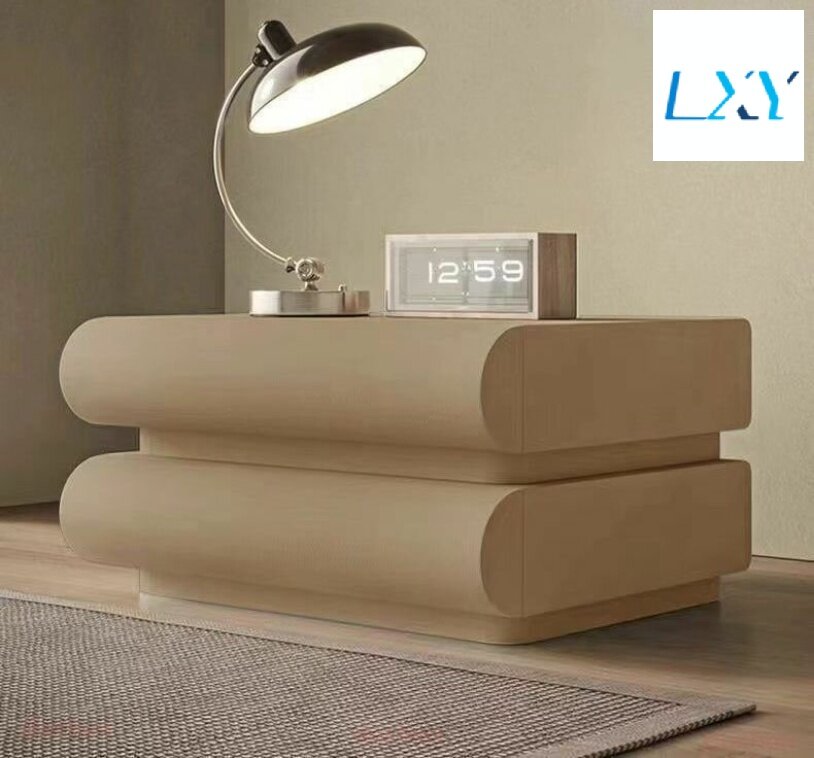 Эксклюзивный прикроватный столик из кожи в стиле минимализм выполнен в кремовом оттенке с современным дизайном