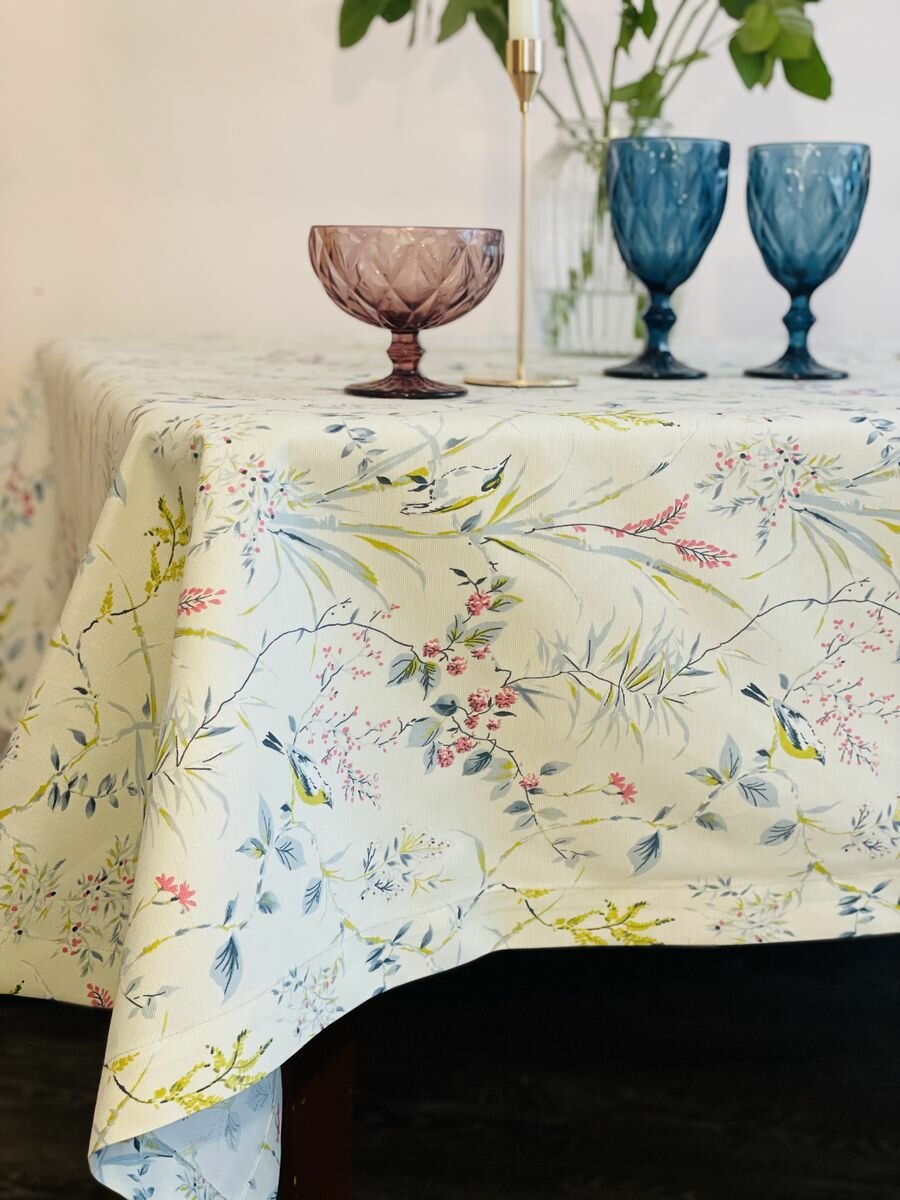 Скатерть ADAMHOME "Весенняя" синяя, водоотталкивающая, 110 см x 150 см, подарочная упаковка