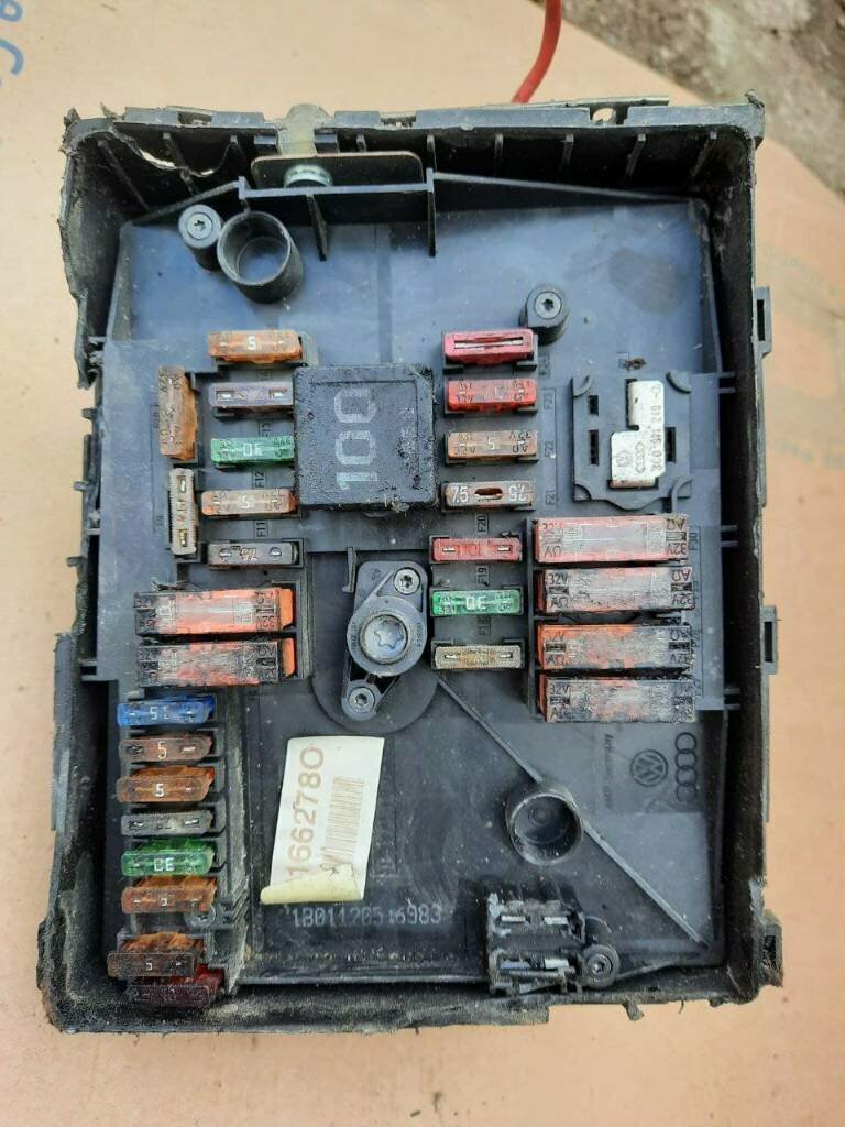 Блок предохранителей Volkswagen Golf 5 2009 1B011205