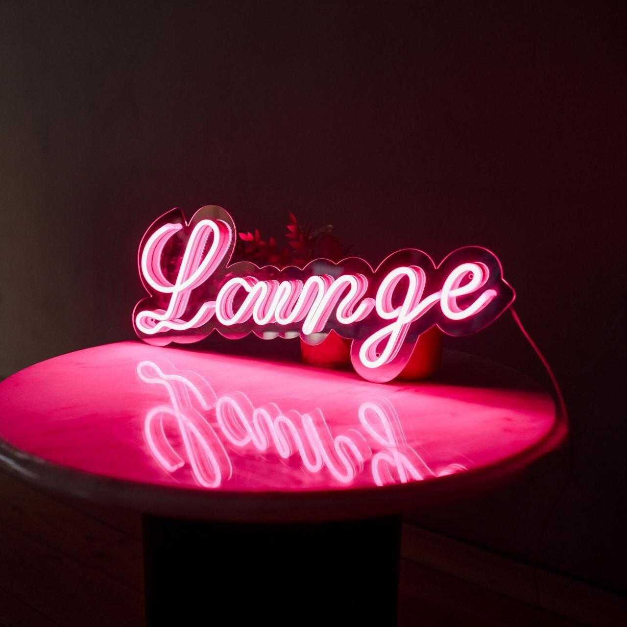 Неоновая вывеска Lounge с зеркальным эффектом, 50х22 см, розовая