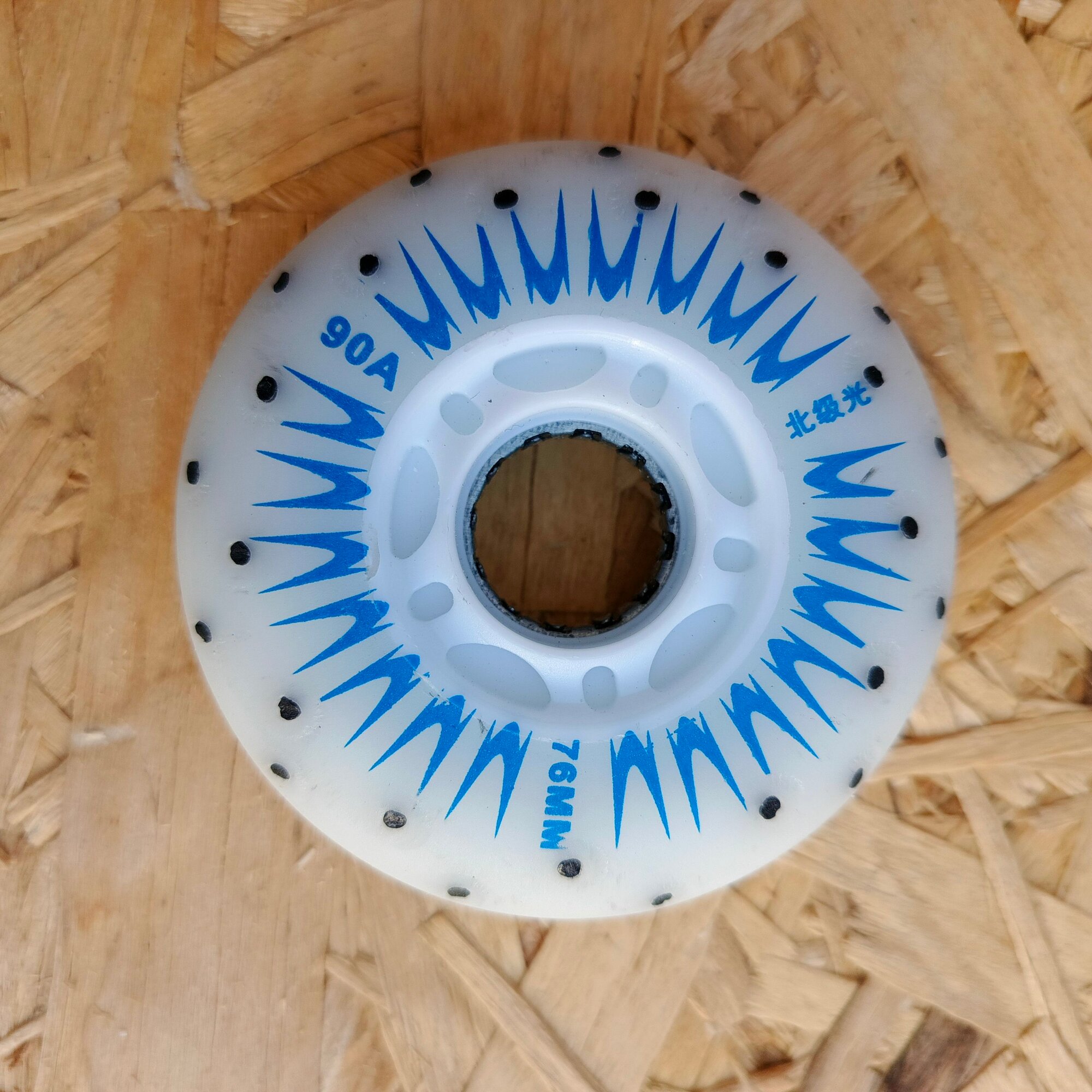 Колеса светящиеся синим и искрящие 76мм (4 шт.) 85а жесткость, 50 кремниевых вставок.