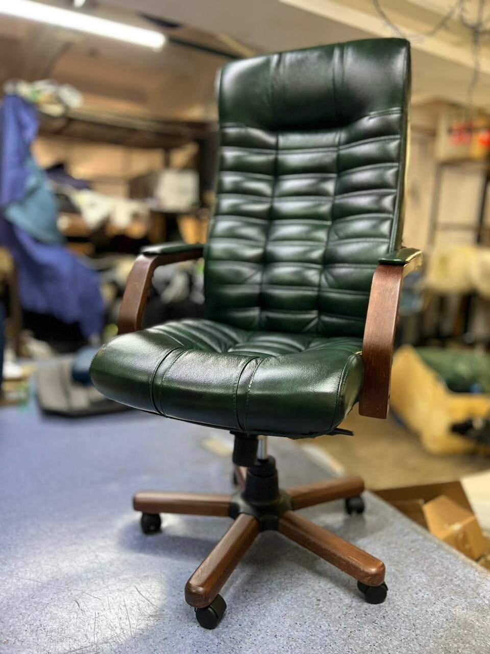 Офисное кресло Атлант-Вега МП , темный орех , кожа натуральная и компонент 2005, кресло руководителя, компьютерное кресло на колесиках с подлокотниками