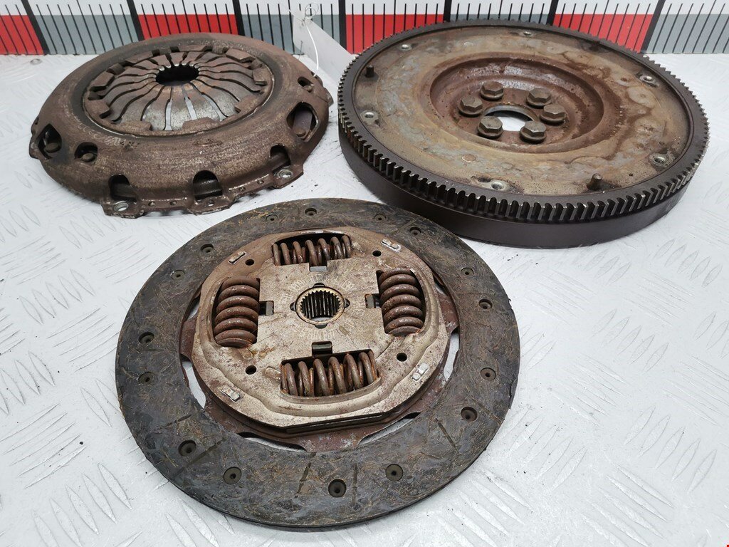 Маховик (демпфер сцепления) Volkswagen Caddy 3 038105273E арт. 1772863