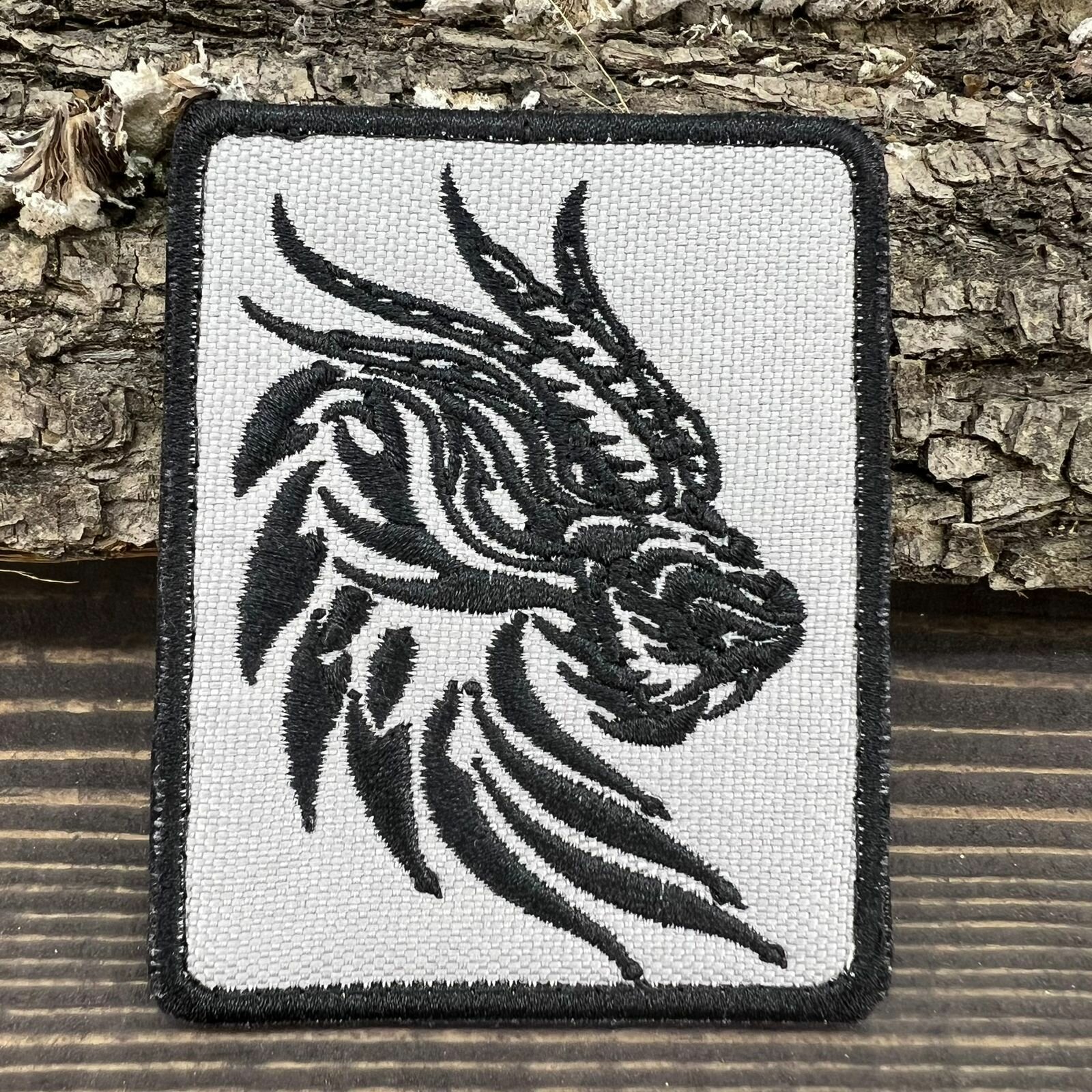 Нашивка ( шеврон патч patch ) тактическая Дракон вышитая на липучке 8х6,5 серая