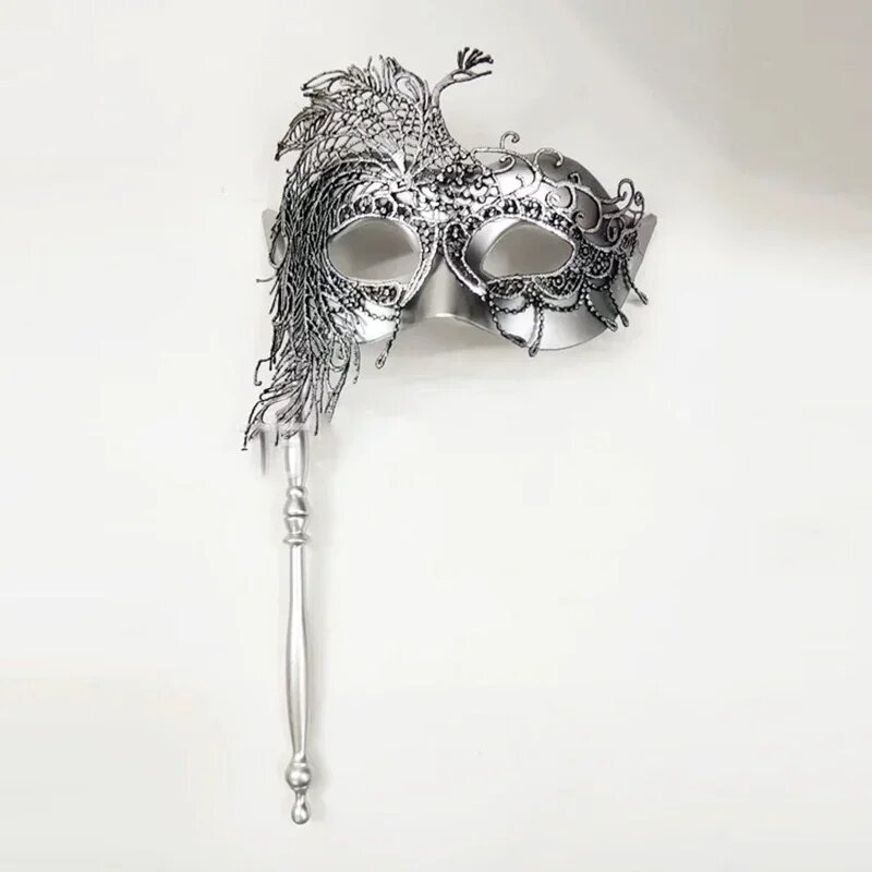 Венецианская маска из пластика