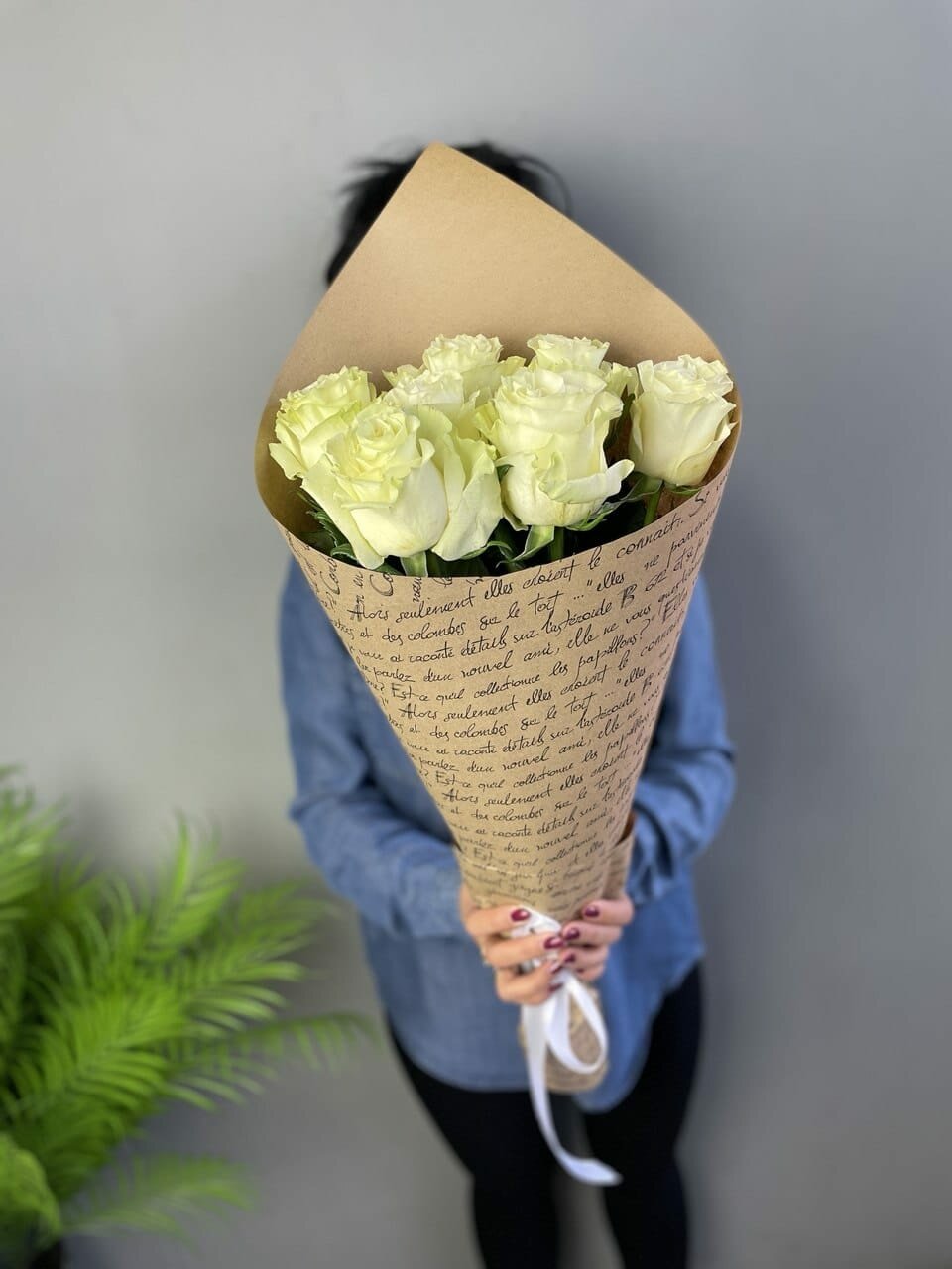 Букет живых цветов из белых роз Мондиаль, розы 7 шт. длиной 60 см, упаковка крафт-бумага