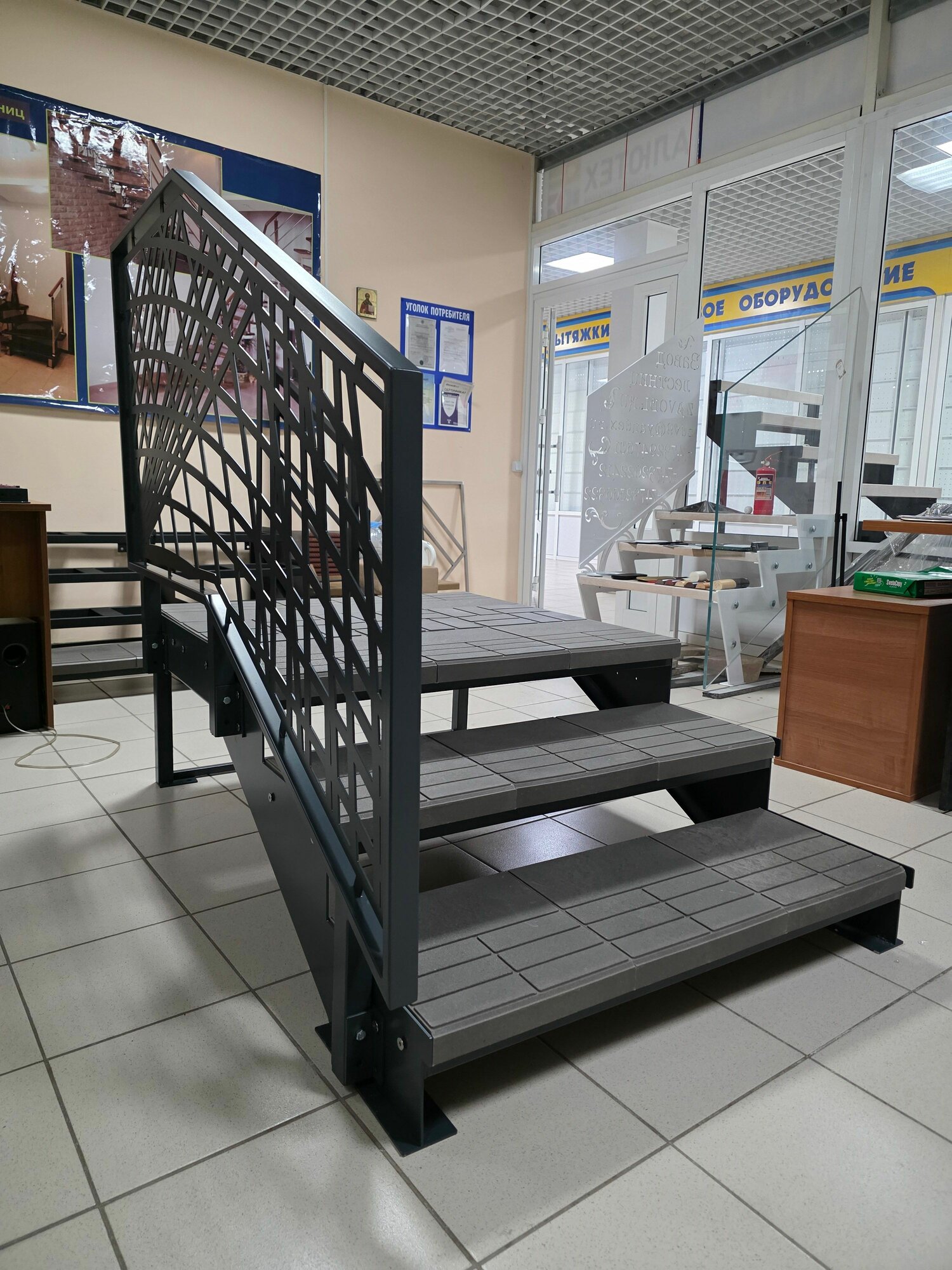 Лестница 3 ступени с площадкой , с ППК, перила "лазерная резка"слева , ширина 1м, Высота 45см.