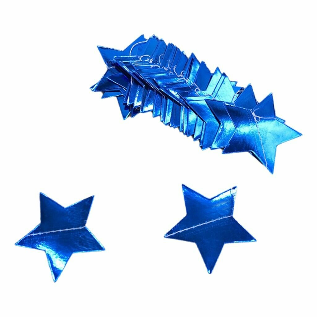 Гирлянды из блестящей бумаги в виде звездочек украшают свадебные принадлежности для вечеринок