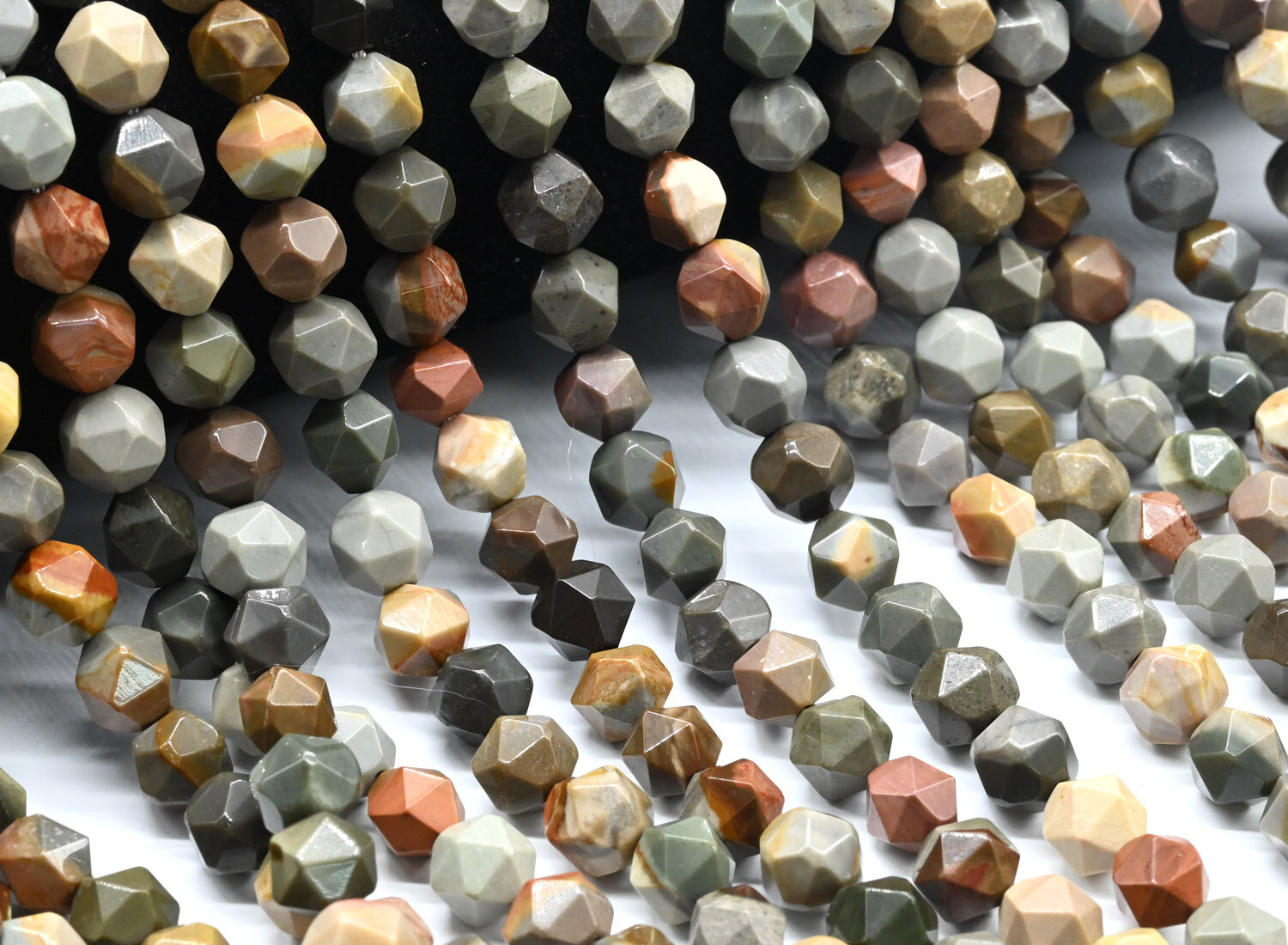 Бусины из яшмы уральской многогранник 8мм, 36см, 43 бусины .