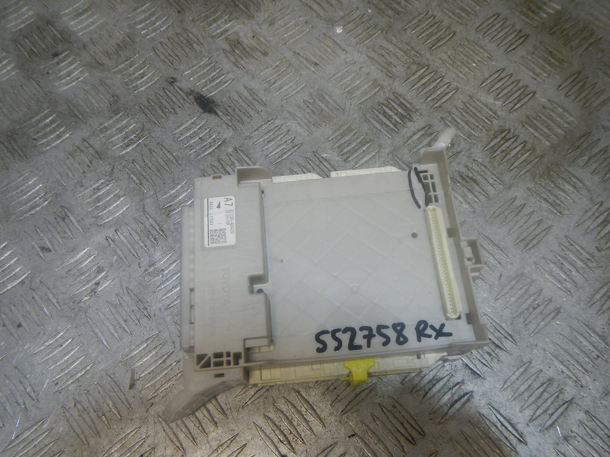 Б/У Блок предохранителей, Lexus (Лексус)-RX (09-15) LEXUS RX (09-15) Трещина на корпусе. 552758 TOYOTA арт. 8273048A20