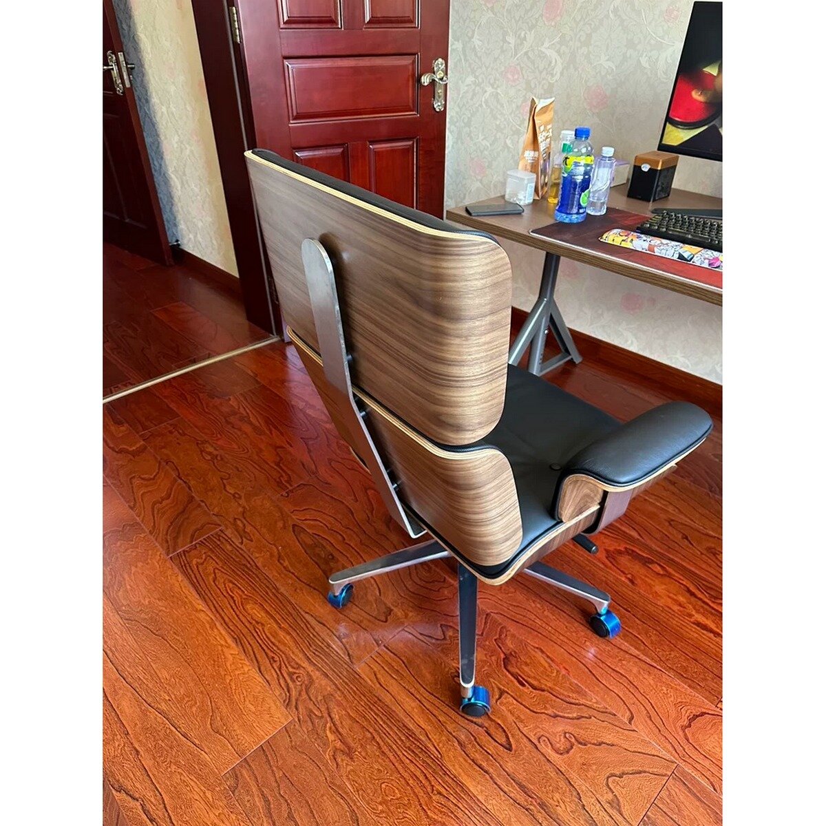 Кресло для офиса в стиле Eames Lounge Chair (другой цвет кожзаменитель)