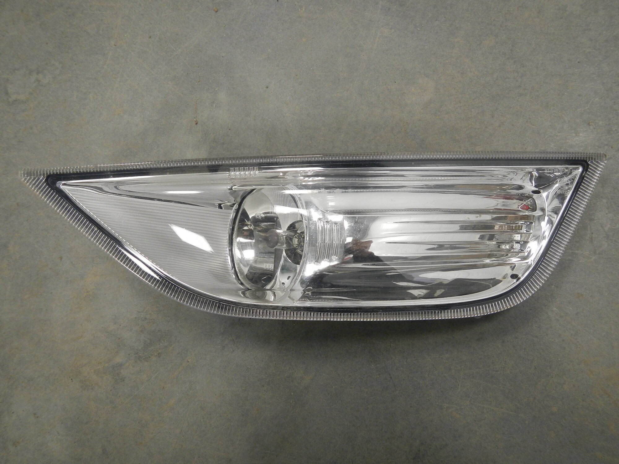 Б/У Фара противотуманная левая, Ford (Форд)-MONDEO (07-14) FORD MONDEO (07-14) Царапины. 587697 FORD арт. 010571011