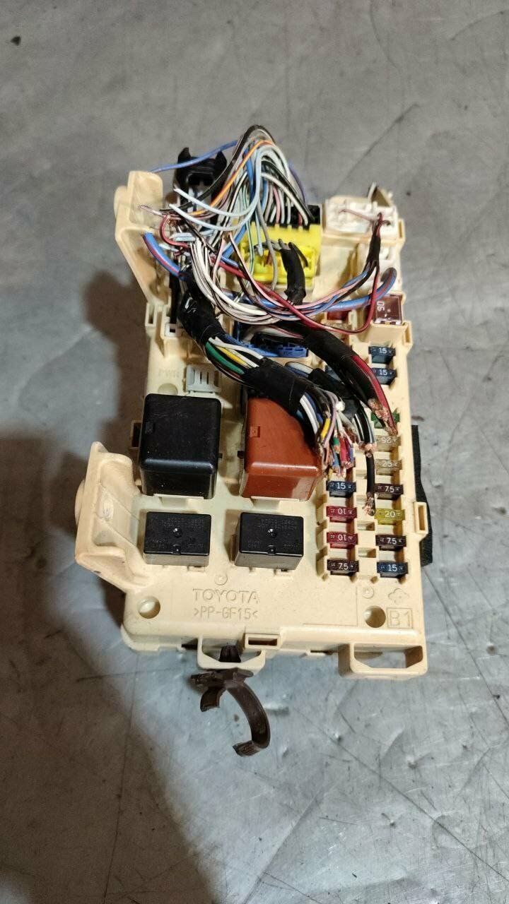 Блок предохранителей Toyota Avensis Verso 2001 8922144030