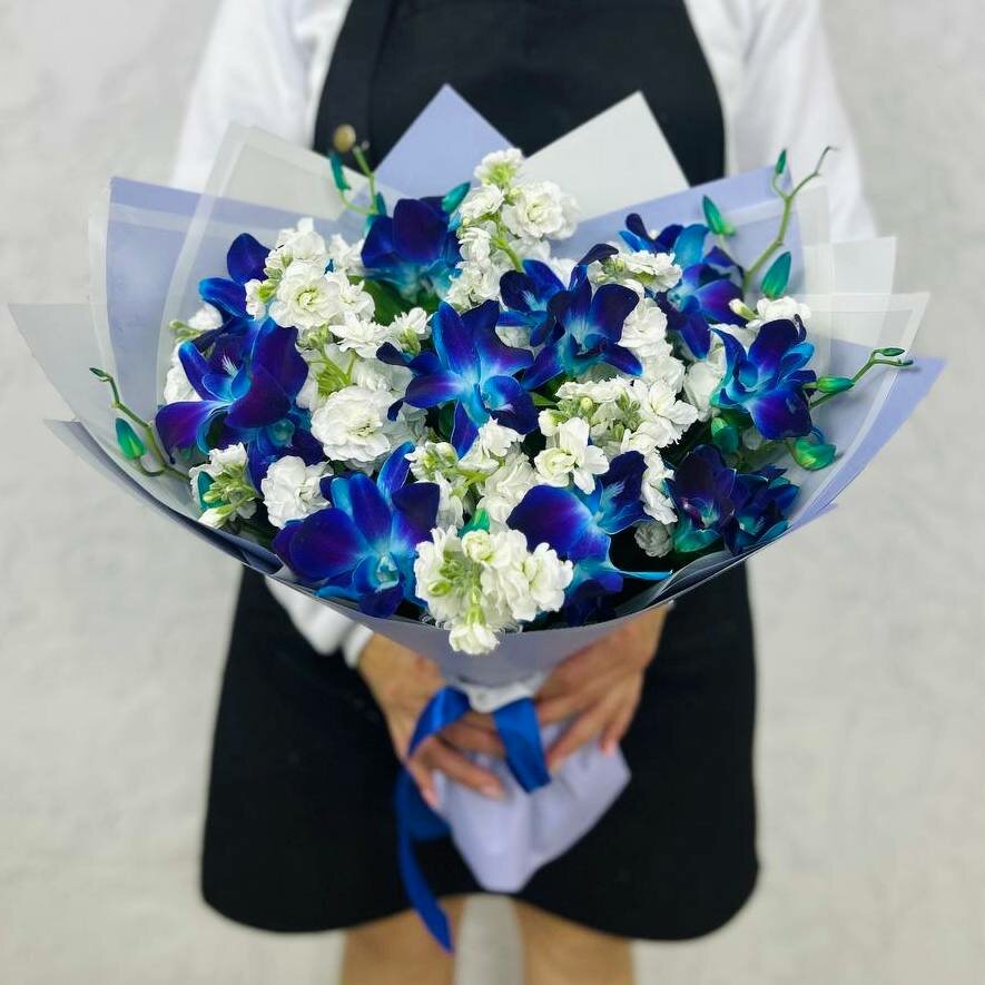 Букет Rybe-Flowers "Белые матиолы и синие орхидеи", 25 цветов, высота 40см