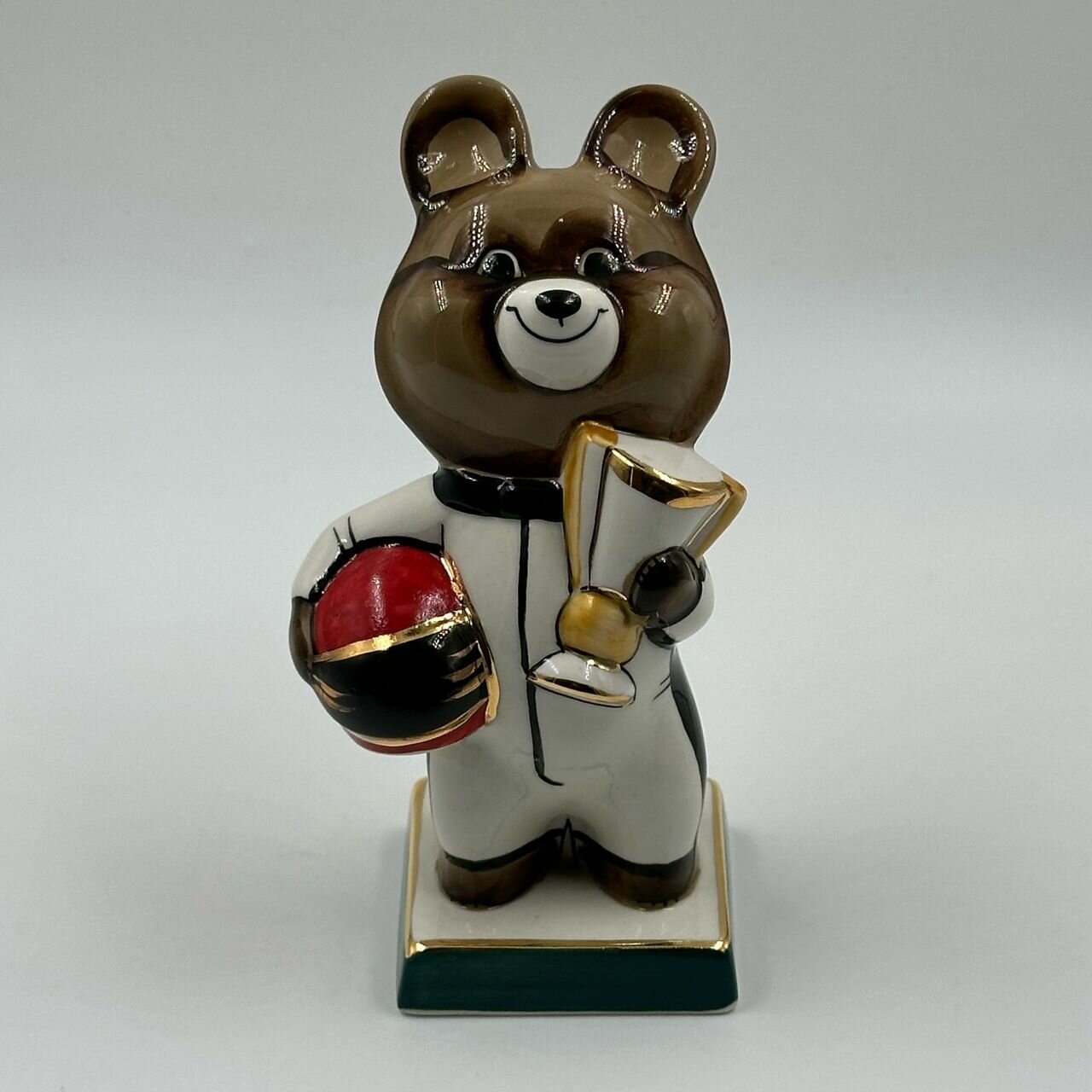 Фарфоровая Статуэтка Олимпийский Мишка СССР- Гонщик с Кубком!