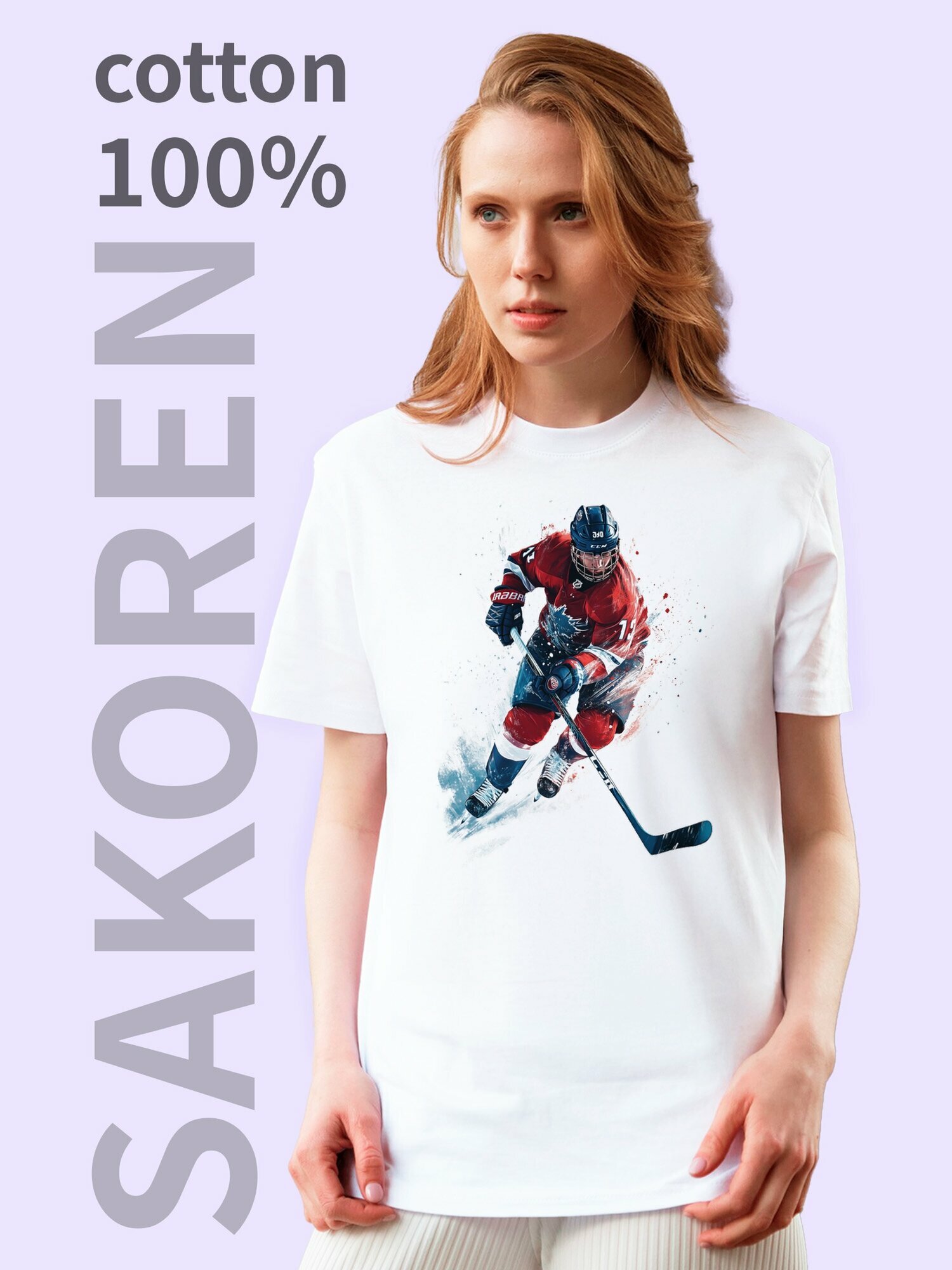 Футболка SAKORENCLUB классическая женская с авторским принтом Хоккеист в красной, белой форме с классной, крутой клюшкой на хоккейном льду, белый хлопковый трикотаж с прикольным рисунком на груди