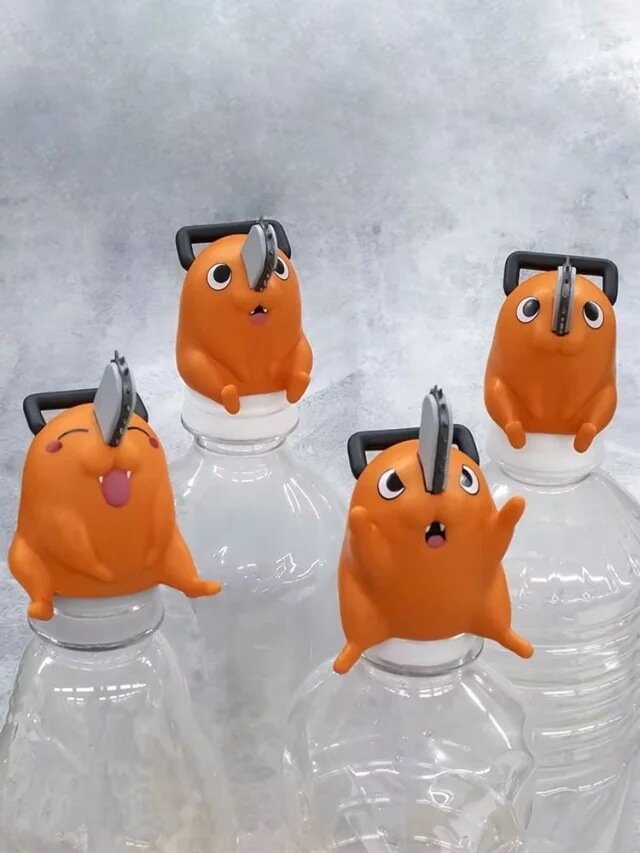 Четыре очаровательные фигурки Человека-бензопилы в версии Q, включая собаку Бочиту с бензопилой в сидячей позе, в подарочной коробке.