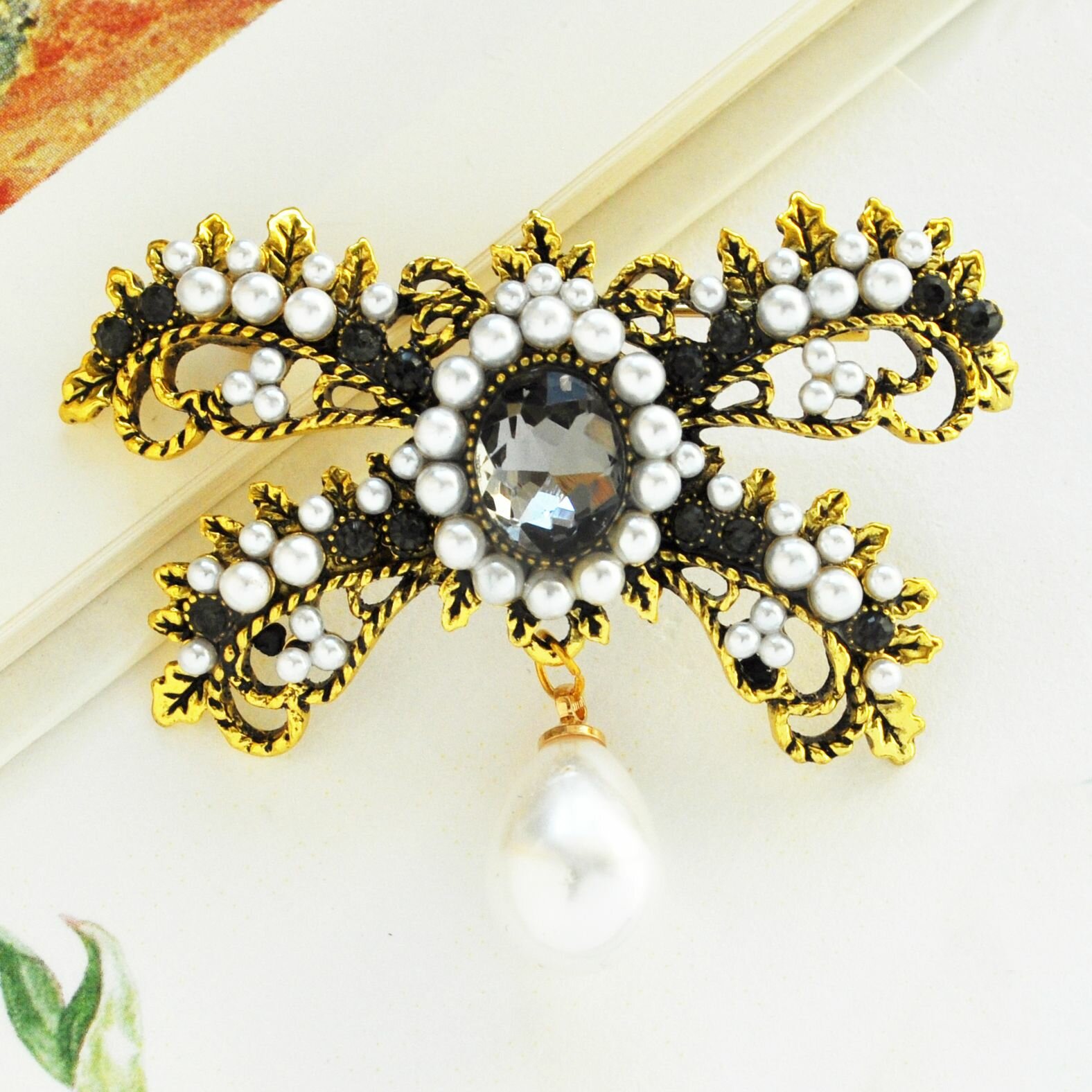 Брошь, стразы, жемчуг имитация
