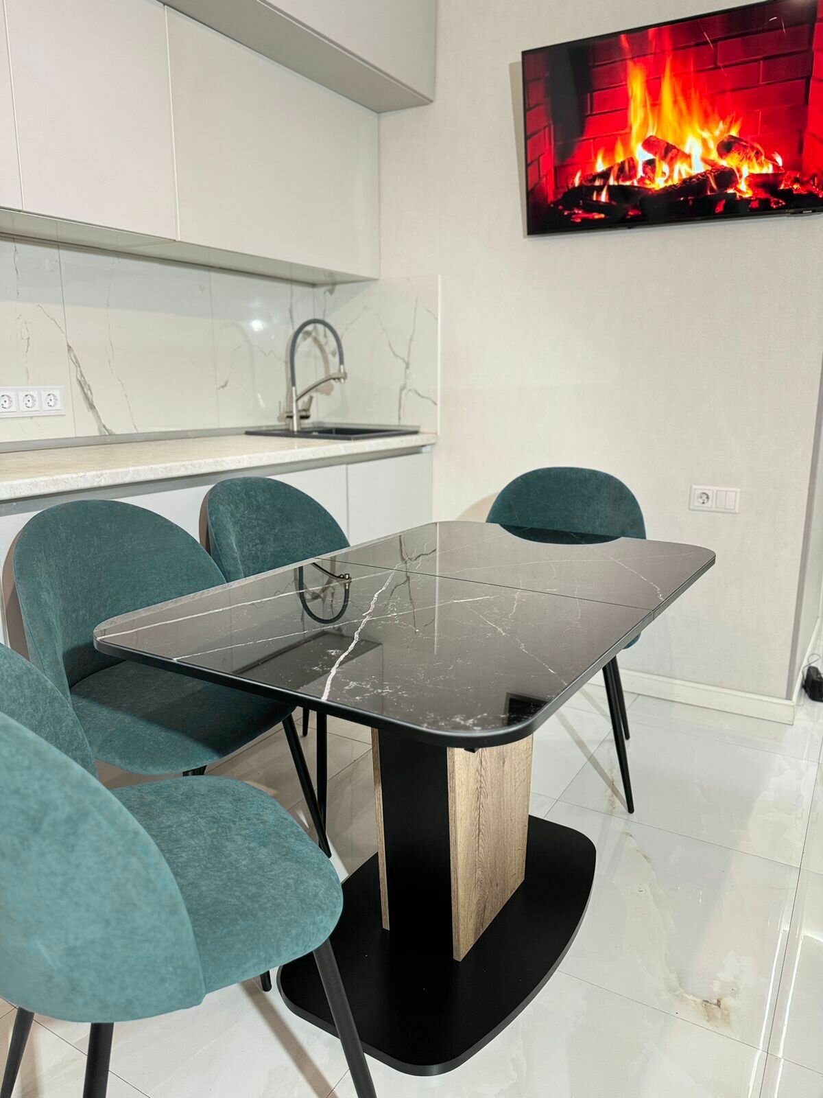 Кухонный стол и стулья комплект , Обеденная группа