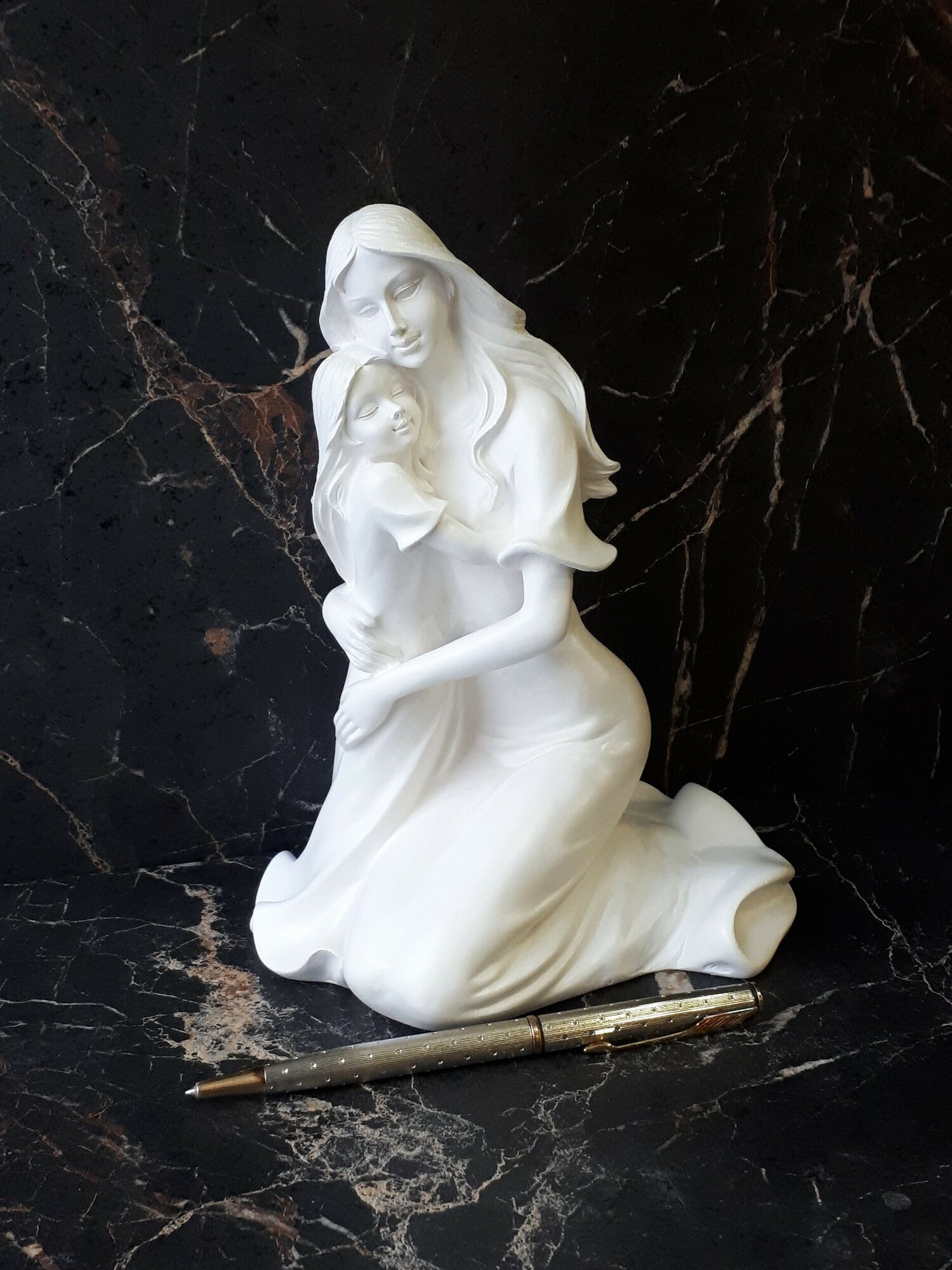 Статуэтка Нежность матери (мать и дочь), 19см. Гипс, белый. Подарок маме.