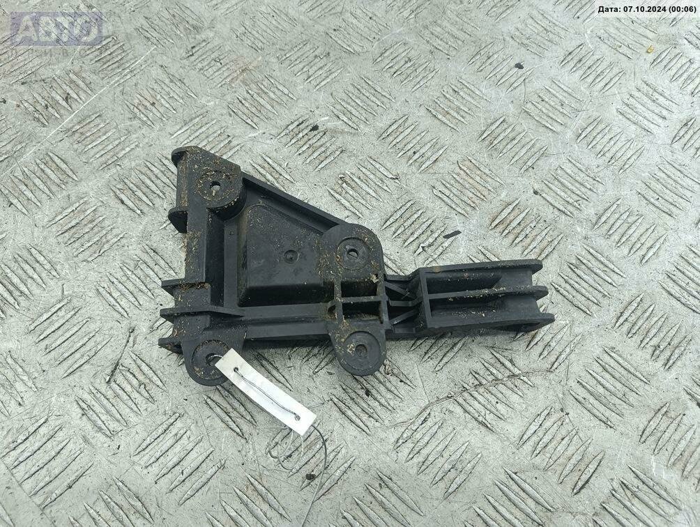 Кронштейн бампера переднего Audi 80 B4 (1991-1996)