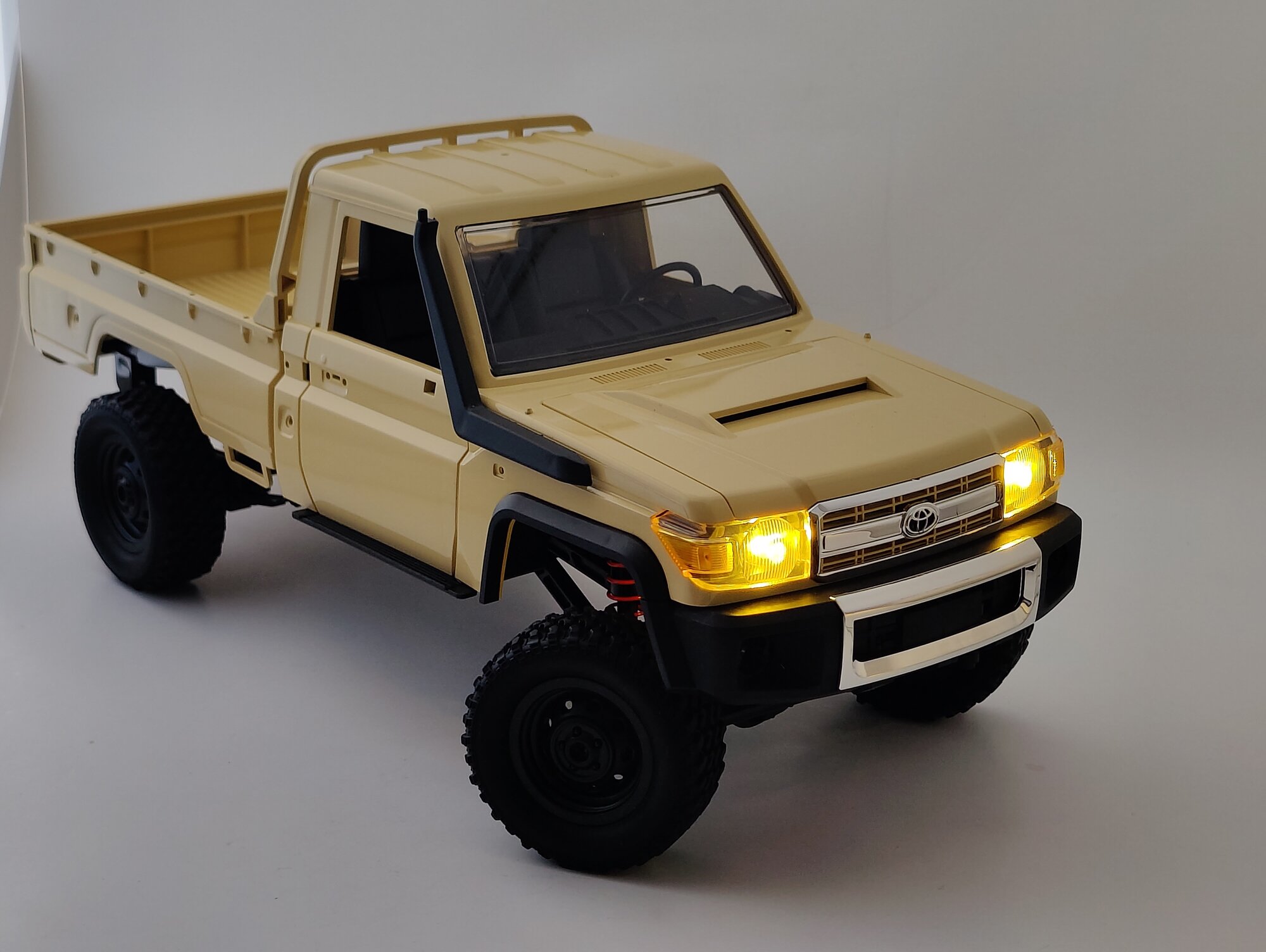 Радиоуправляемая полноприводная машинка Toyota для хобби MN82