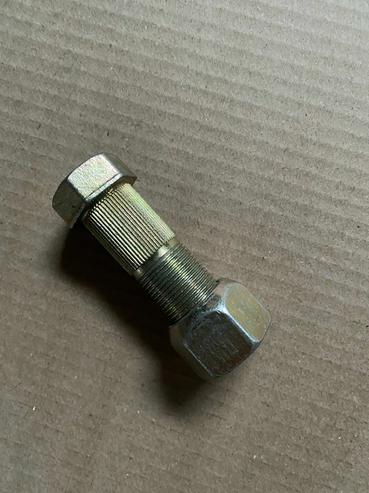 Болт колеса МТЗ заднего с гайкой в сборе