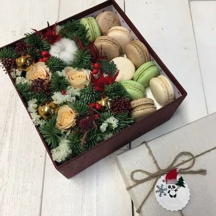 Сладкий подарочный бокс с пирожными макарони и натуральным нобилисом