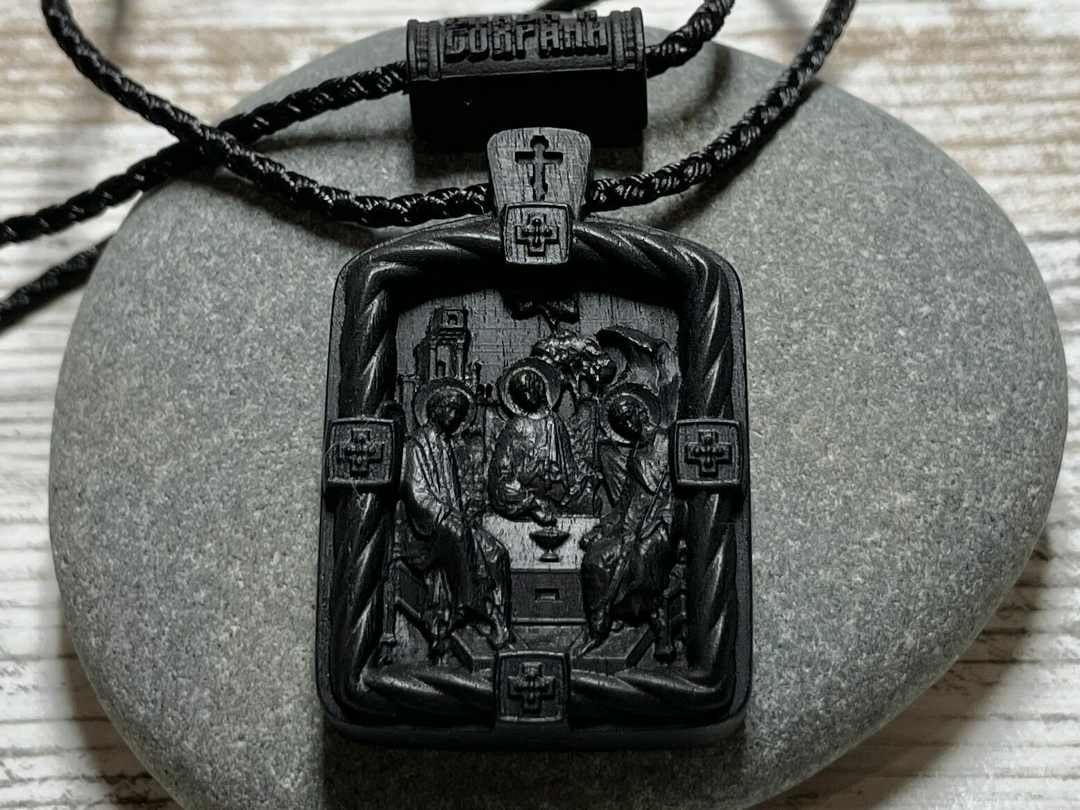 Иконка резная из дерева Граб; на гайтане; Троица