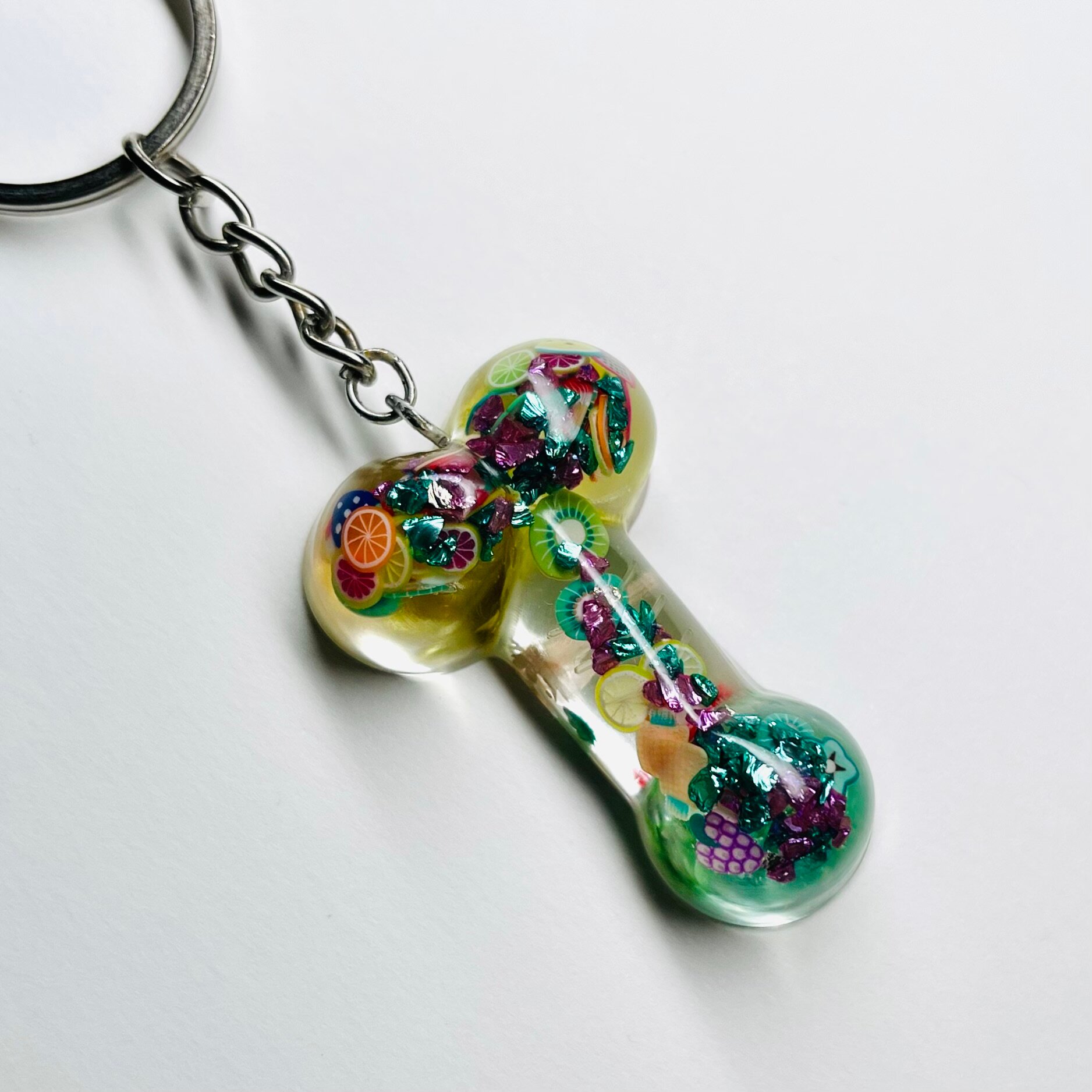 Креативный брелок в форме пениса, инкрустированный сухоцветами, декором и декоративными камнями EVTUSHENKO ART.