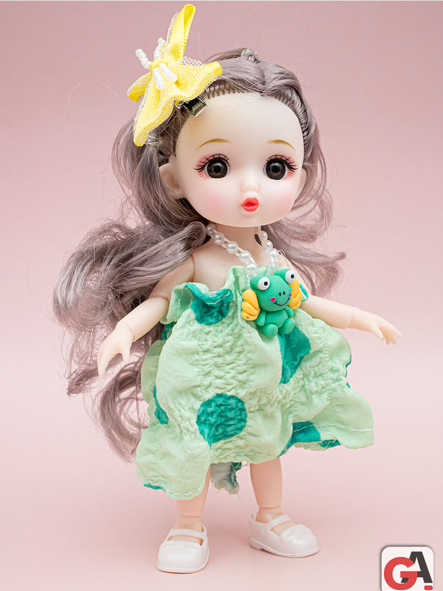 Шарнирная кукла Smile в зелёном сарафане с лягушкой 16 см