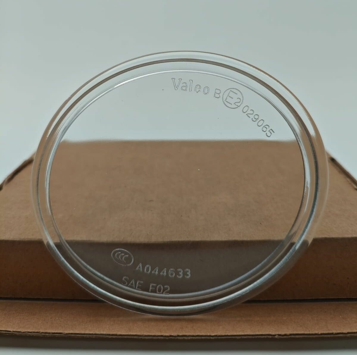 Стекло левой противотуманной фары Nissan, Renault, Opel прозрачное